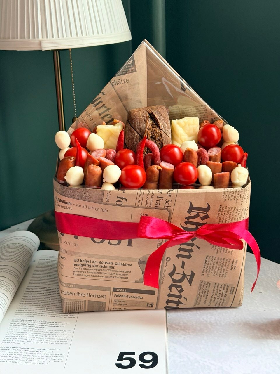 Мужской набор «Мерано» с колбасками, сыром, помидорами черри, багетом и перцем