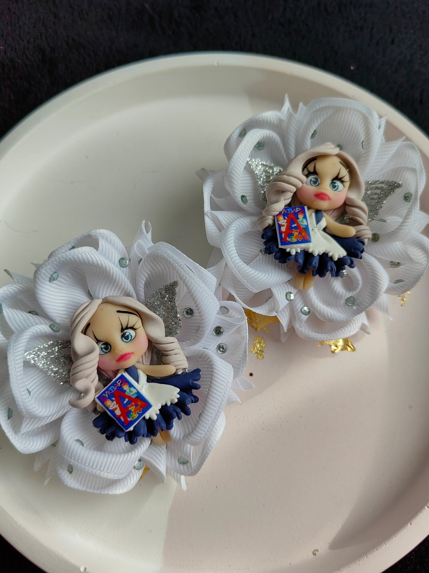 Бантики из репсовой ленты с куклами из полимерной глины, полностью ручная работа