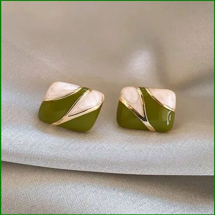 Серьги пусеты, эмаль, размер 16 мм, золотой, зеленый — фото 1