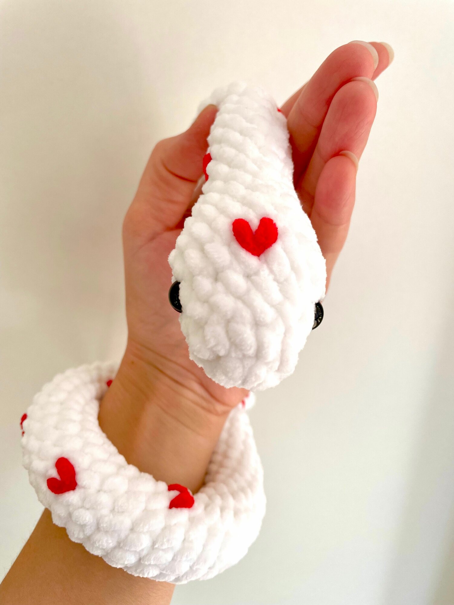 Змейка с красными сердечками/вязаная игрушка амигуруми Змея/ белый 60 см
