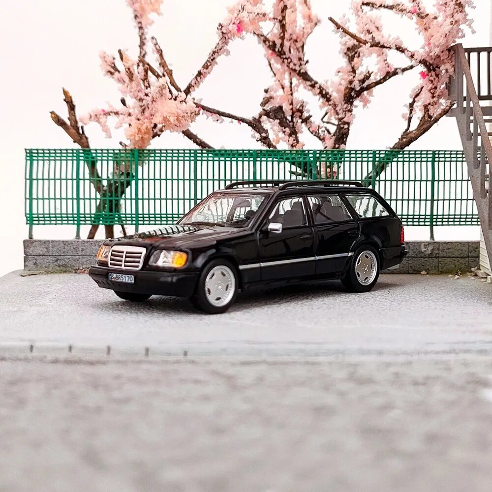 Mortal 1:64 Mercedes-Benz E300 S124 Long Wheelbase Version With Bicycle Легковая модель автомобиля