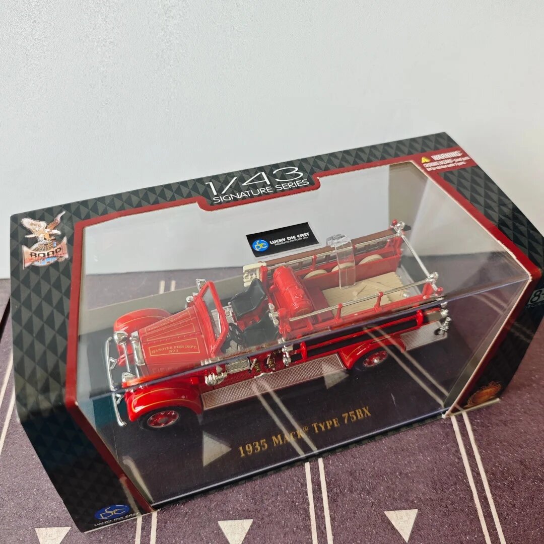Масштабная модель пожарной машины Maisto Mack type 75bx 1935 года 1:43