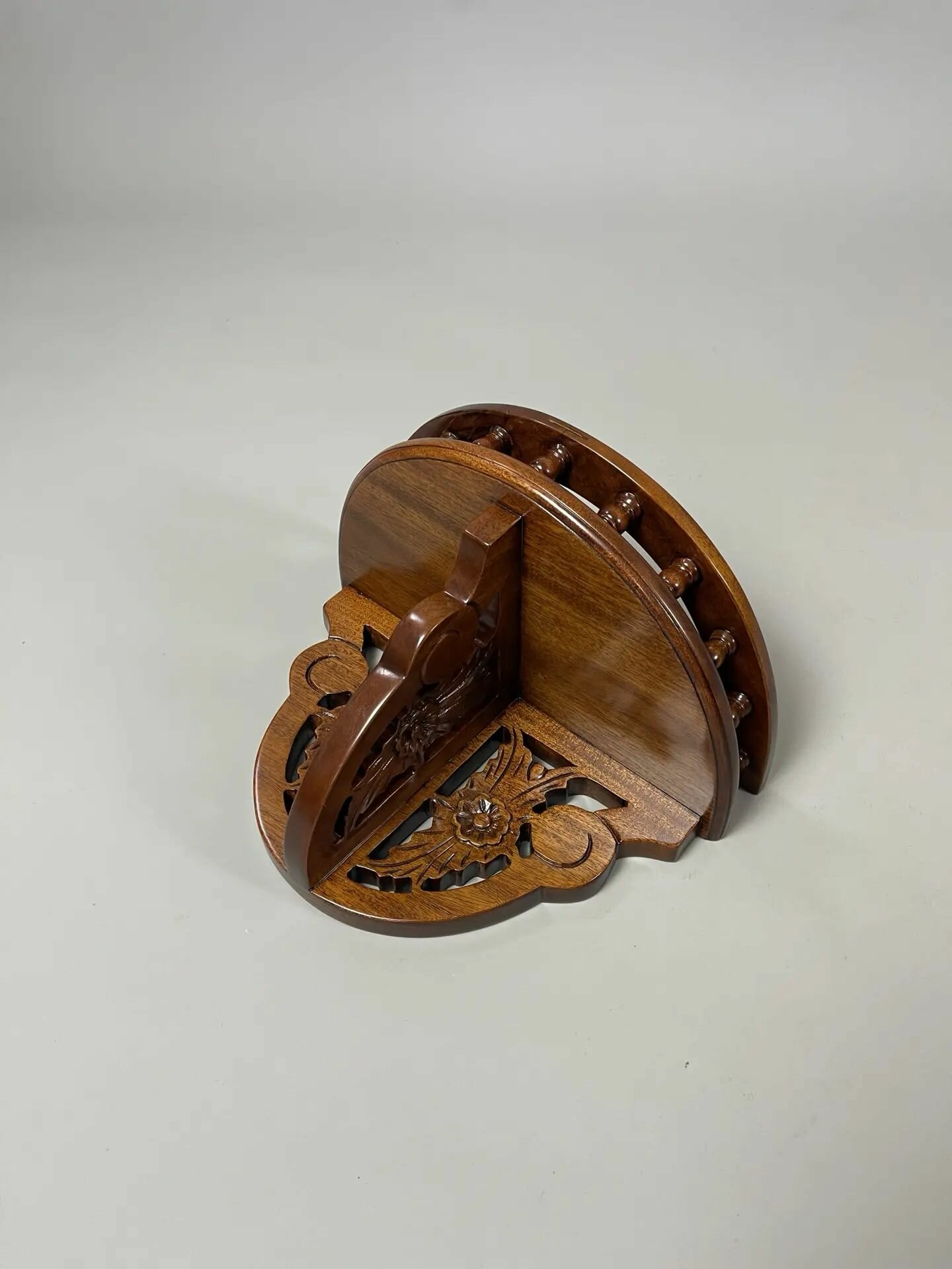 Интерьерная полка Капитель от DOMKORLEONE из красного дерева (mahogany wood), цвет орех NAA (светло-коричневый)