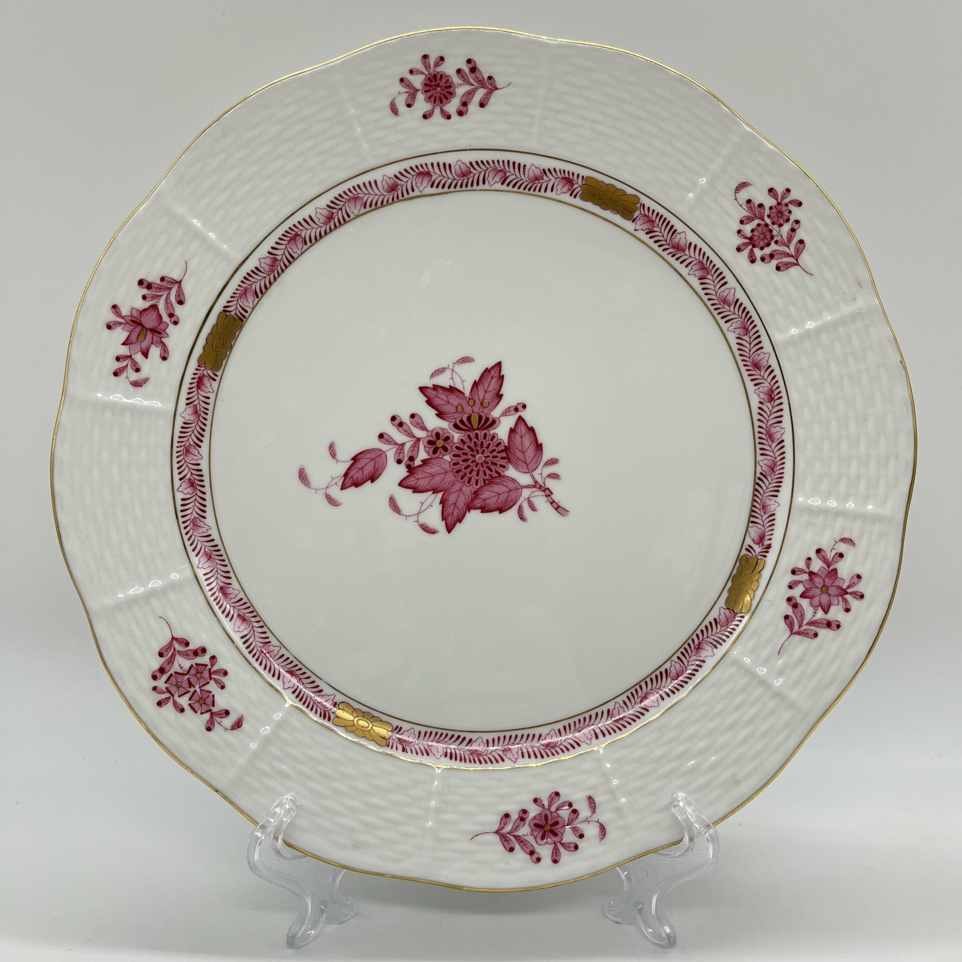 Тарелка плоская, выполненная в фирменном дизайне "Chinese Bouquet/Apponyi Purpur", фарфор