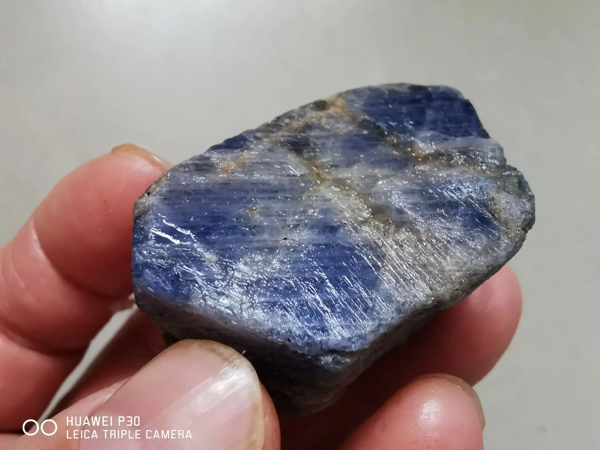 BASILOSAURUS Сапфир природный фиолетовый и синий 67.4g(43mm)