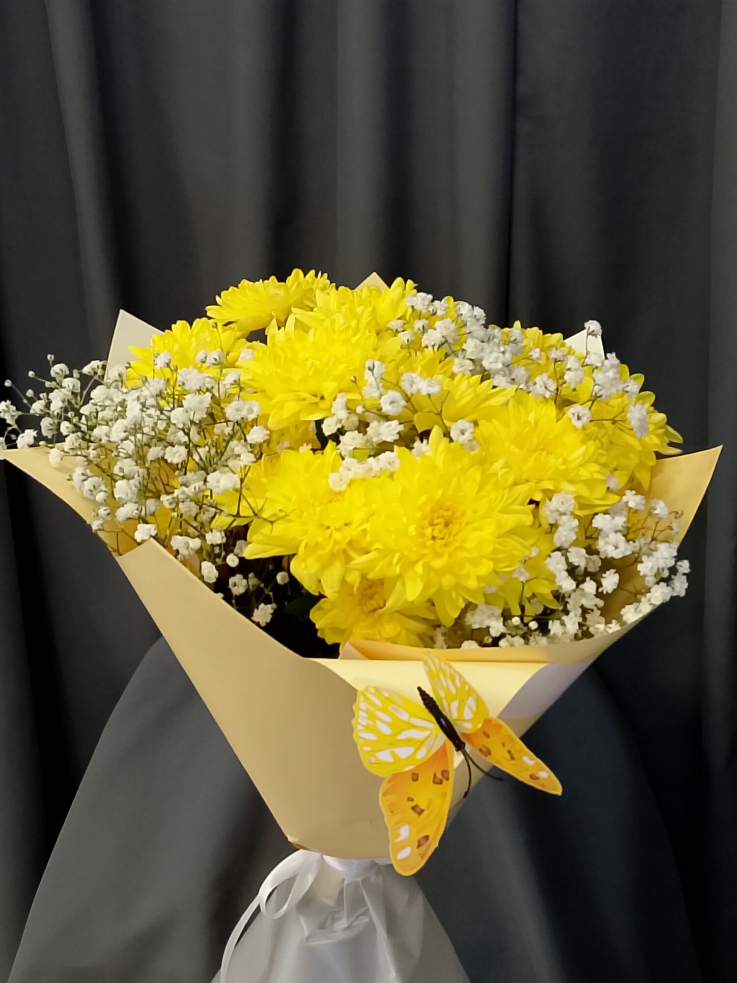 Букет цветов из Кустовой Хризантемы и Гипсофилы "Солнышко"
