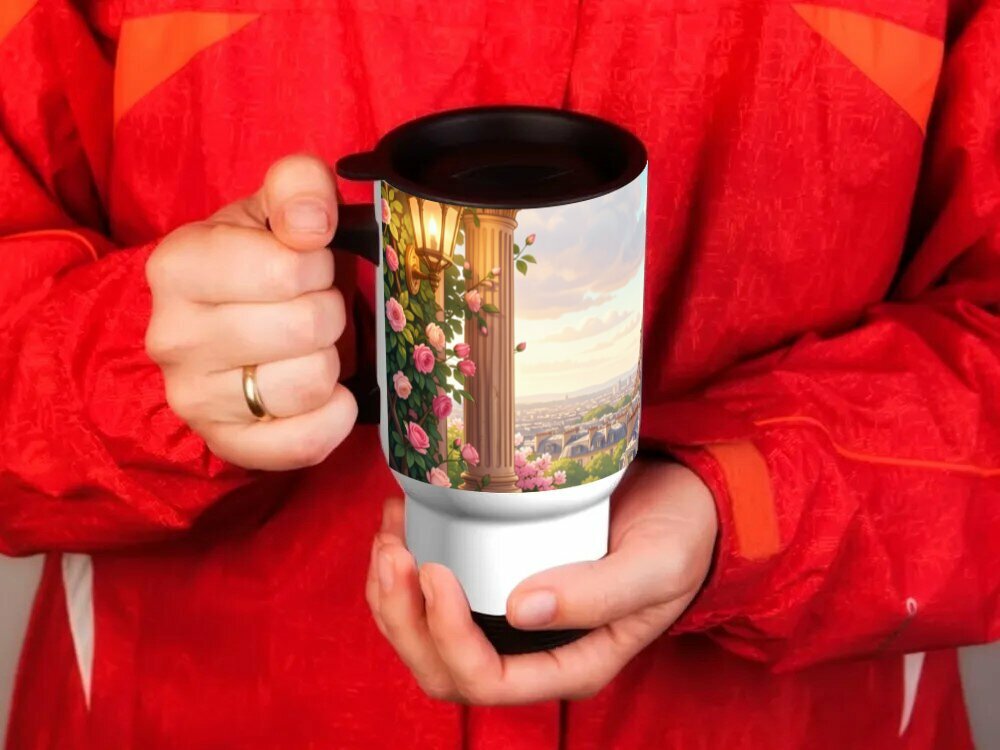 Тремокружка для авто с принтом "Эйфелева башня в цветущей арке. Парижский вид через роскошную арку, увитую розами и сакурой, с золотистыми фонарями и небом в мягких облаках." 0.5 л.