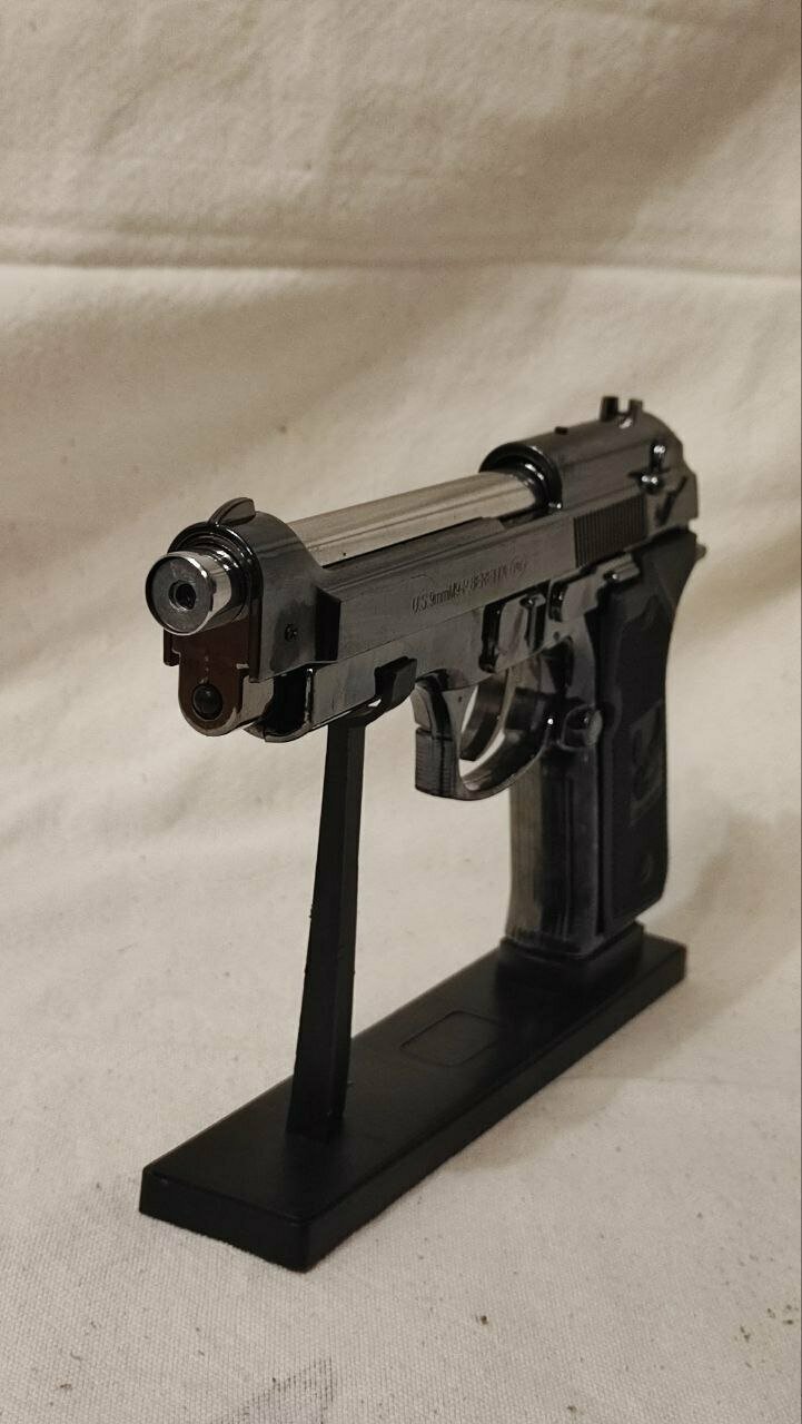 Газовая турбо зажигалка, в форме пистолета "Beretta", с подставкой, не заправлена