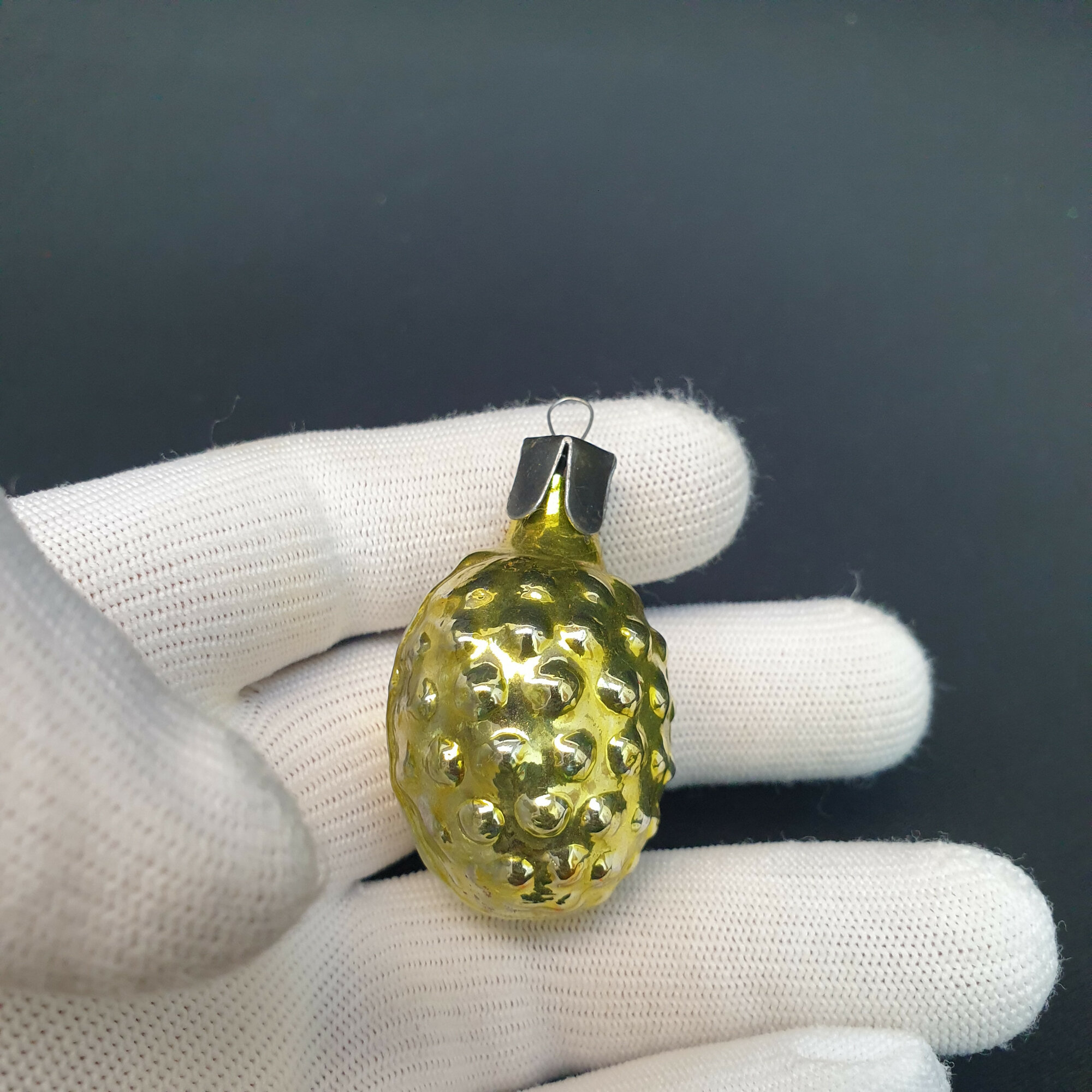 Елочная игрушка винтажная, СССР. Стекло, шишка золотистого цвета с рельефным декором