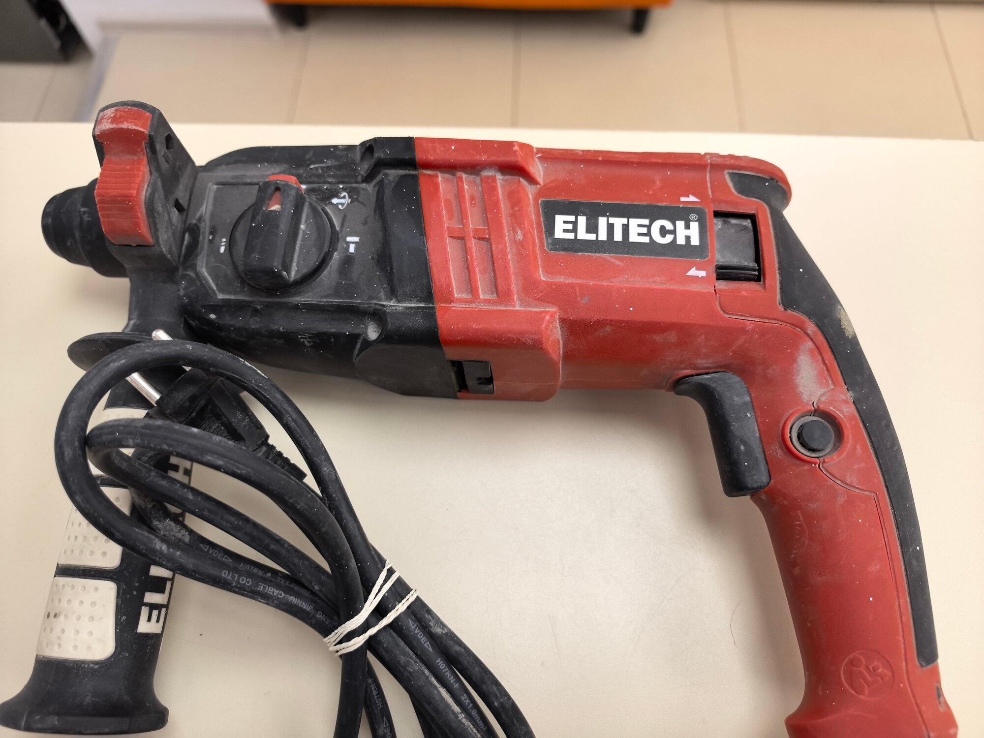 Перфоратор сетевой SDS-plus Elitech П 2-24РЭМ, 750 Вт, 2.3 Дж, (б/у), уценен