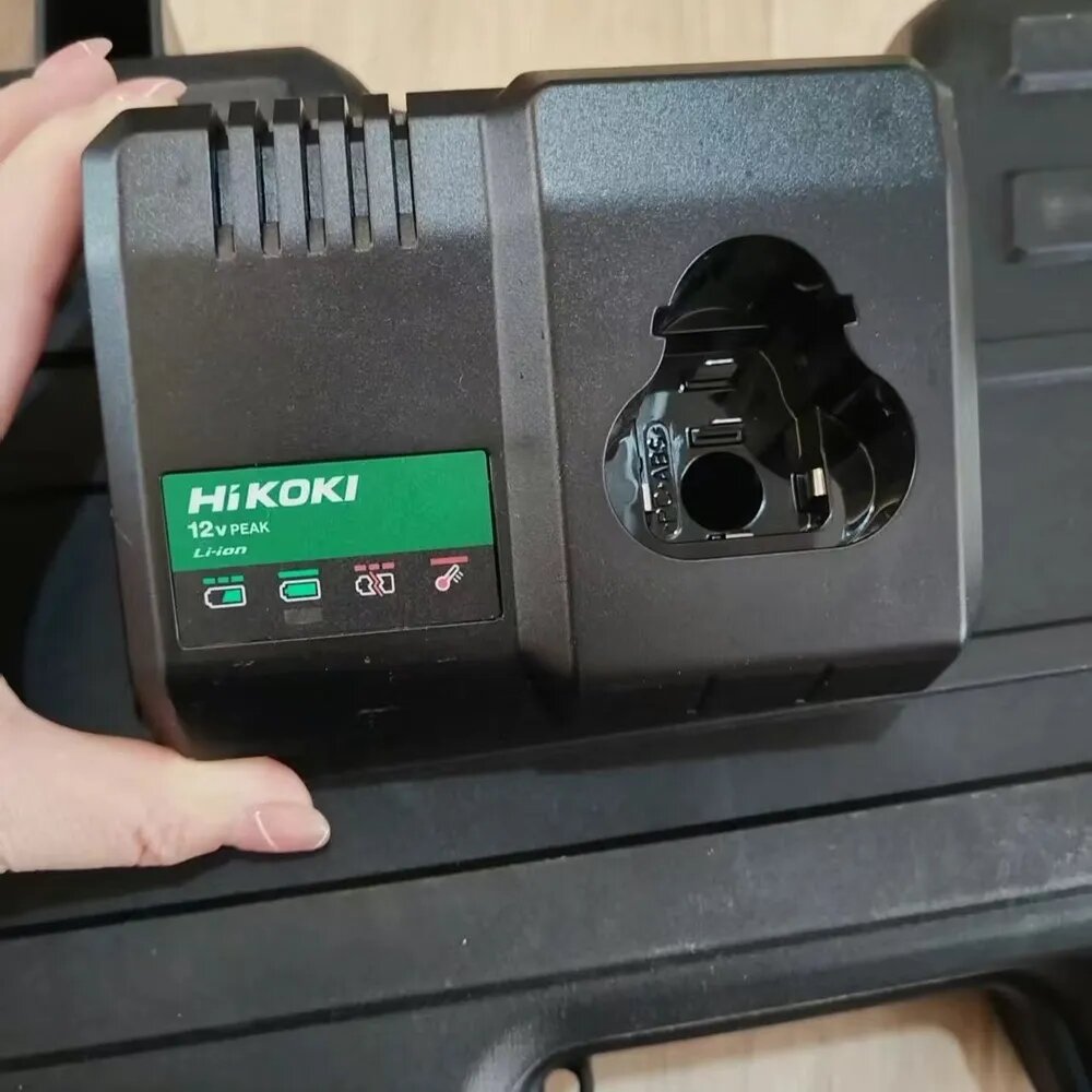 Бесщеточный аккумуляторный дрель-шуруповерт HiKOKI DS12DF с одним зарядным устройством