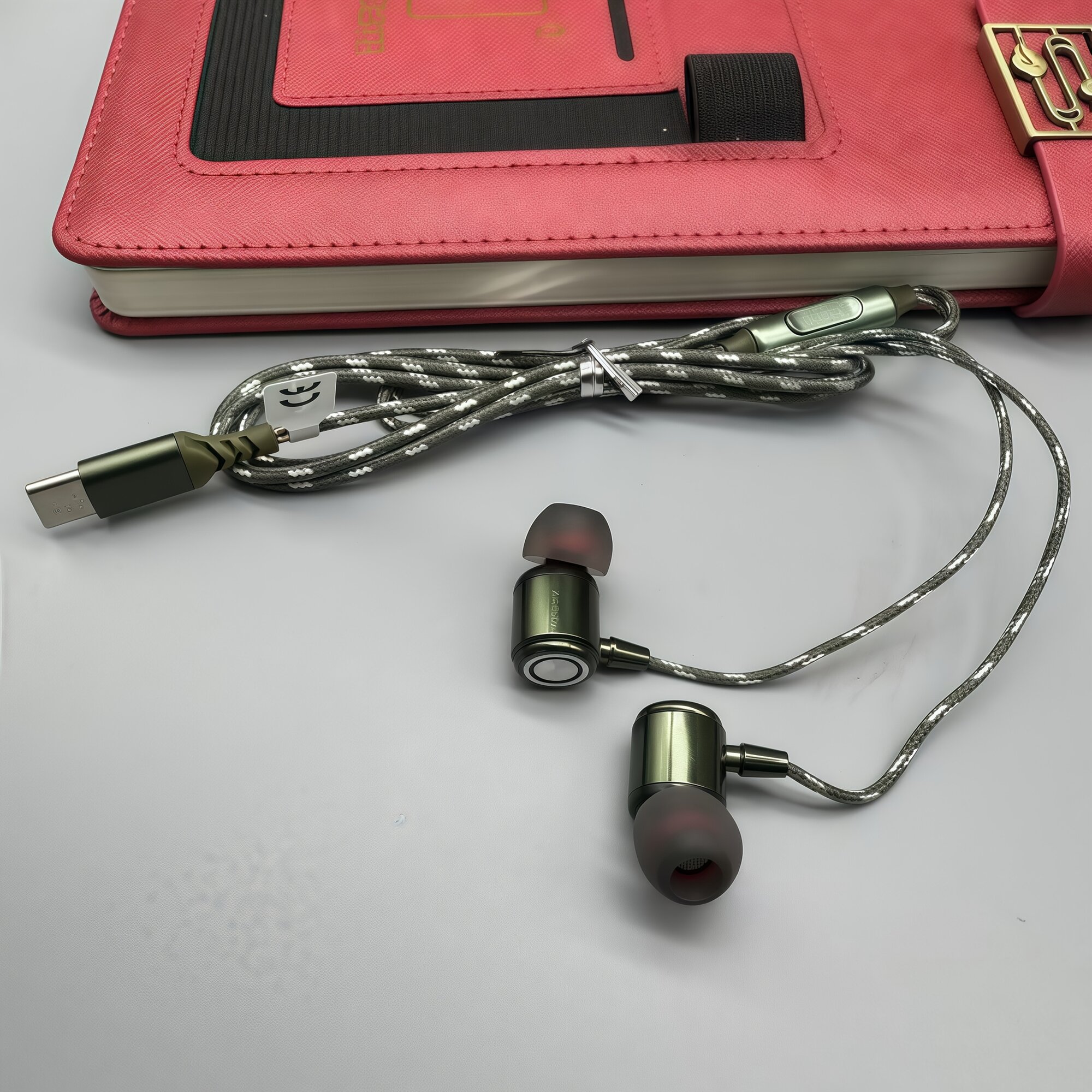 Стерео проводные наушники с микрофоном USB Type-C, зеленые, внутриканальные, с шумоизоляцией, для iPhone 15/16/17 Pro Max, iPad Pro, Samsung Galaxy S23/S22/S21, Google Pixel 9/8/7/6, OnePlus