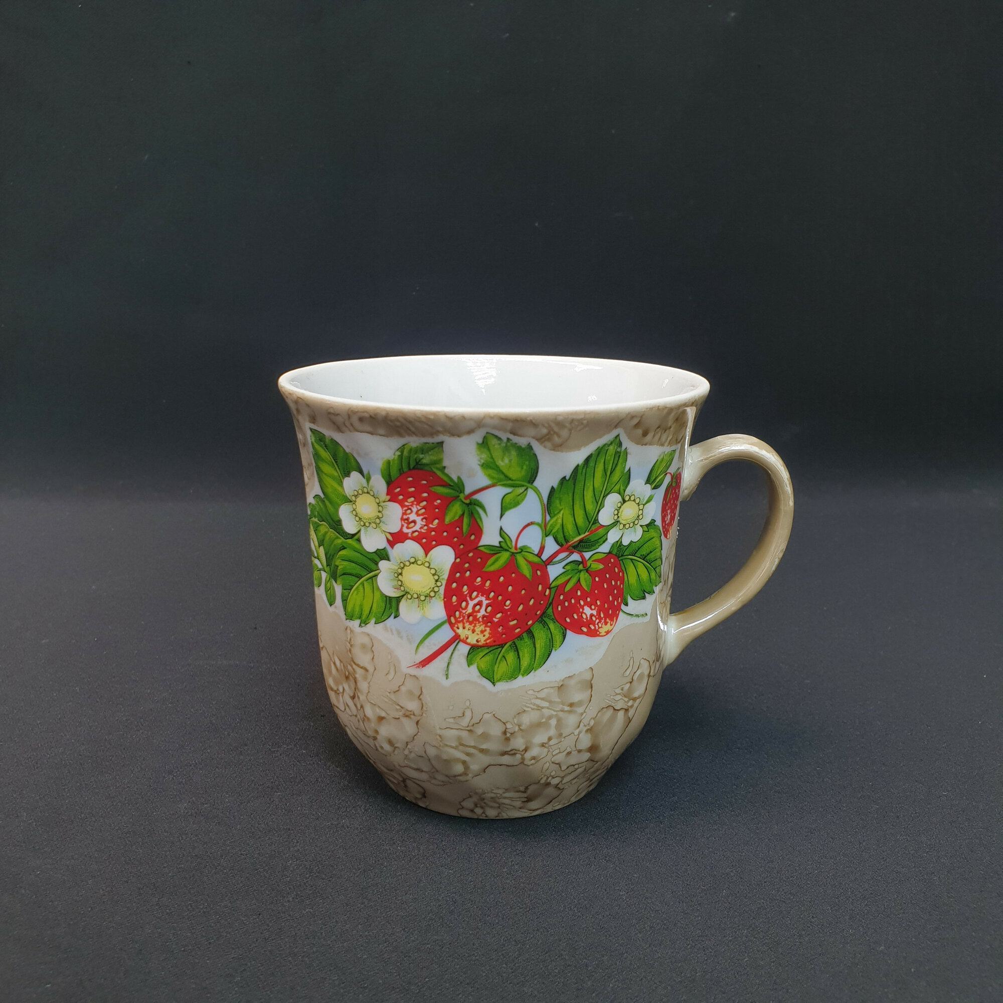 Кружка винтажная, СССР. Керамическая, с декором клубника и цветы, бежевого оттенка