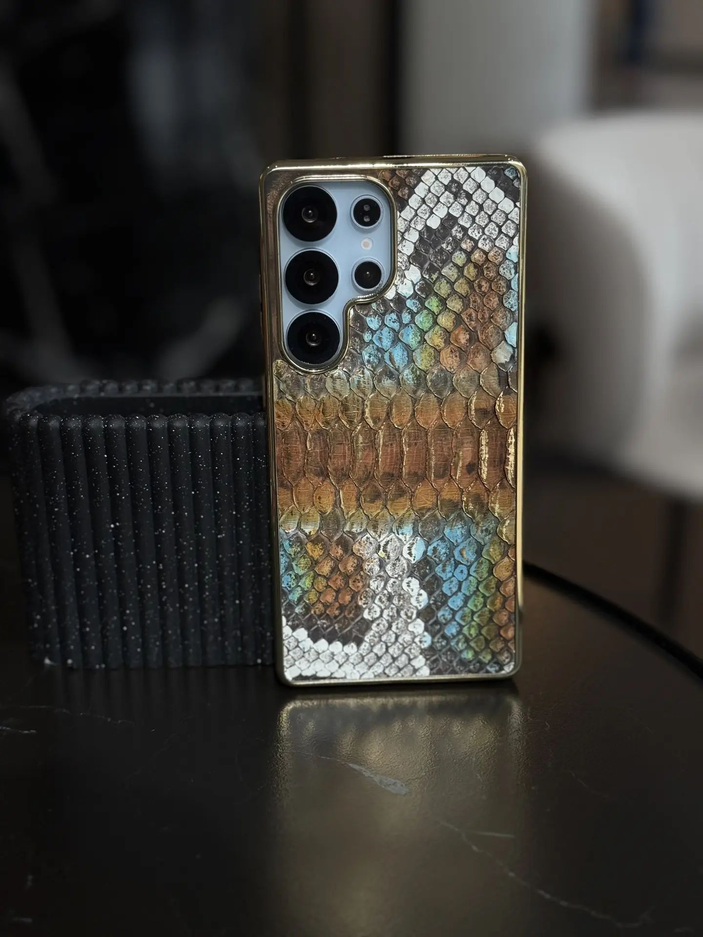 Золотой чехол S25 Ultra из кожи питона
