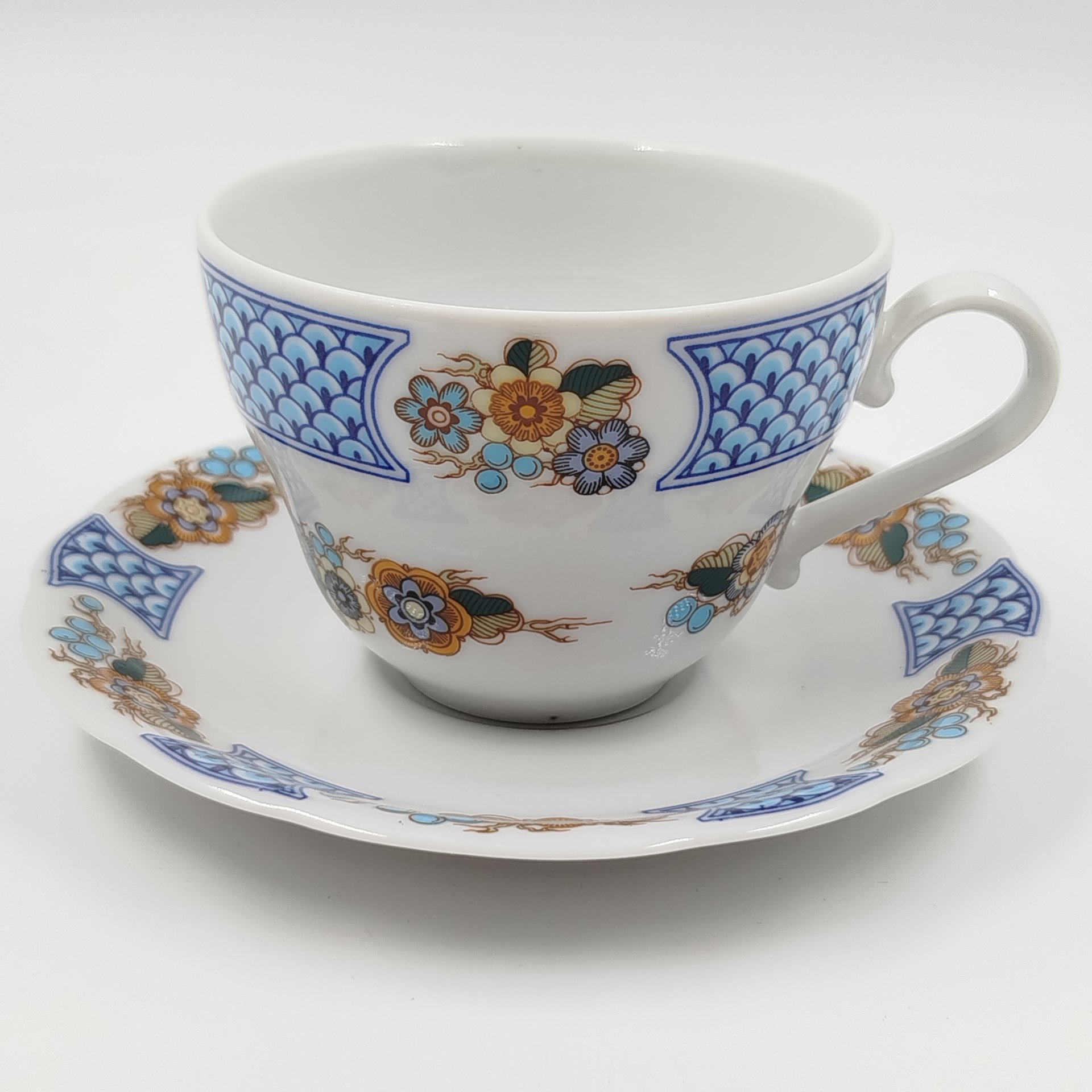 Пара чайная, украшенная цветочным декором, Kahla, фарфор, деколь, 1968-1987 гг.