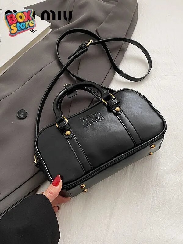 Сумка на плечо Miu Miu из искусственного меха, 13x9 см, с медвежонком — фото 1