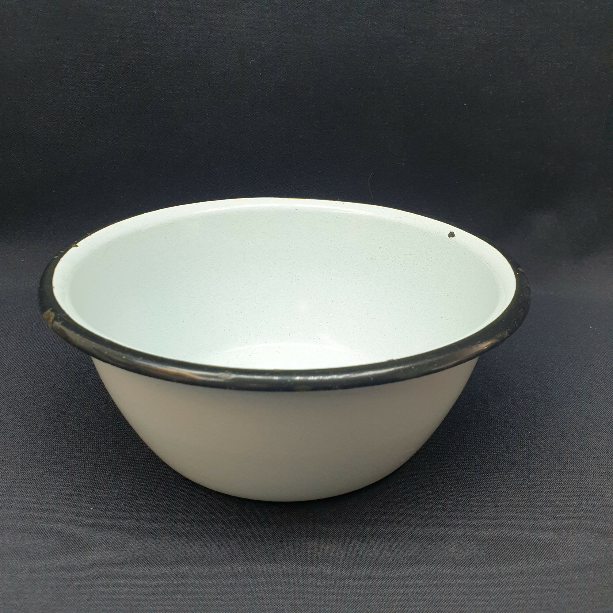 Миска винтажная, СССР. Эмалированная металлическая посуда белого цвета, диаметр 19 см