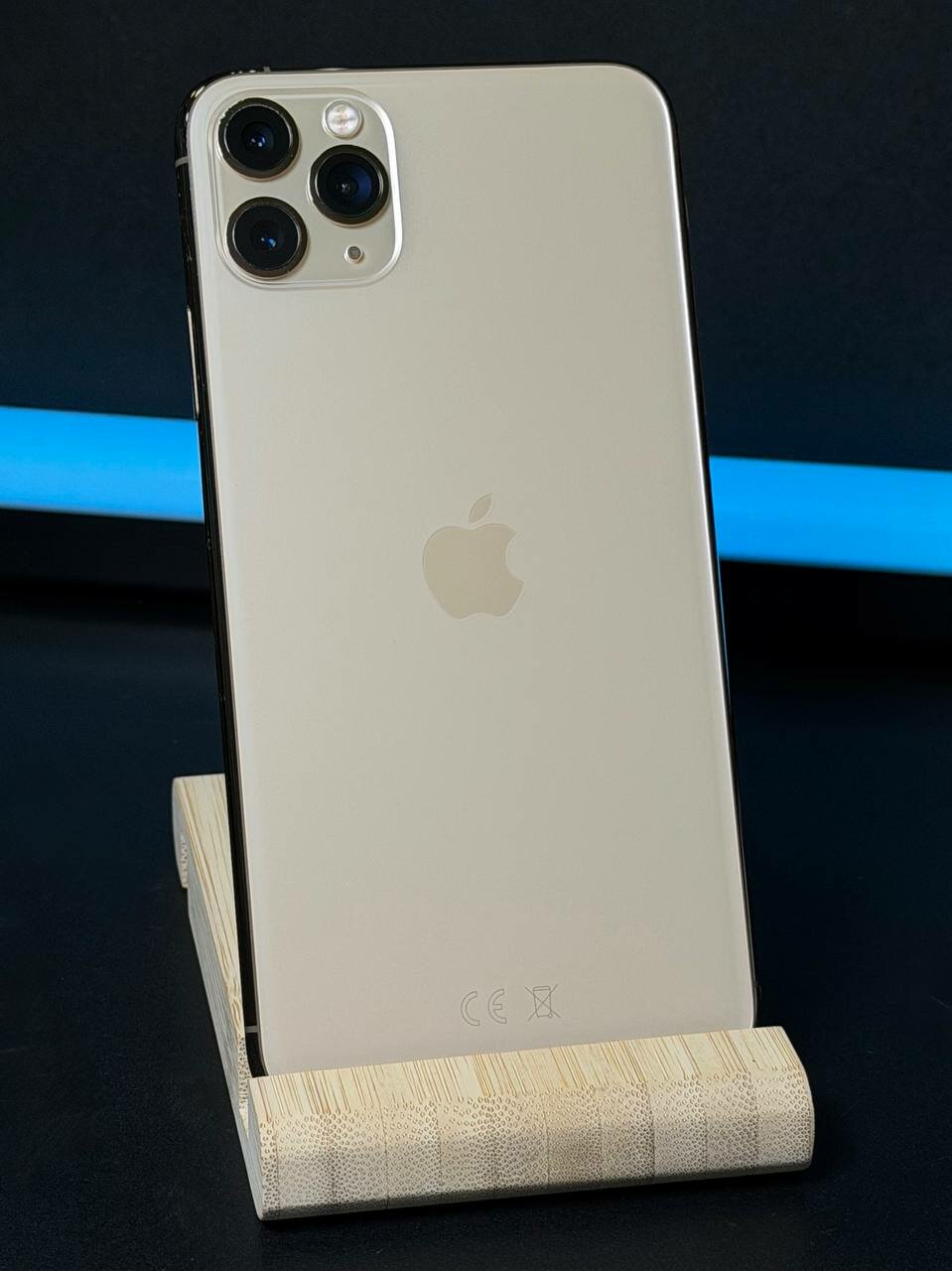 Смартфон Apple iPhone 11 Pro Max, 64 ГБ, nano-SIM + eSIM, золотой