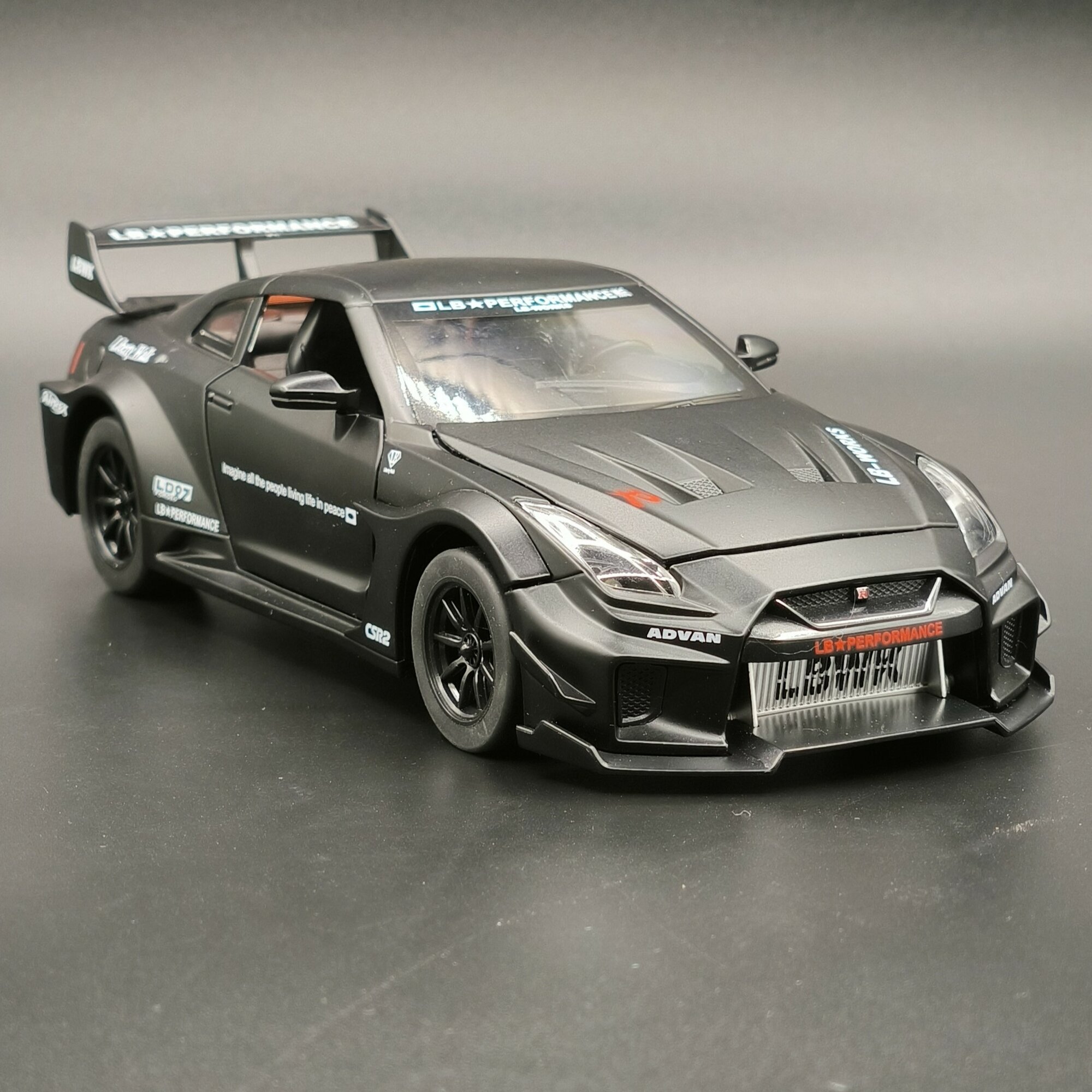 Машина металлическая Nissan GTR CSR2 Skyline / 1:24 с световым и звуковым сопровождением