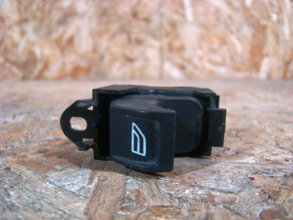 Кнопка стеклоподъемника Land Rover Freelander 2 2007-2014 LR008313 (с пробегом)