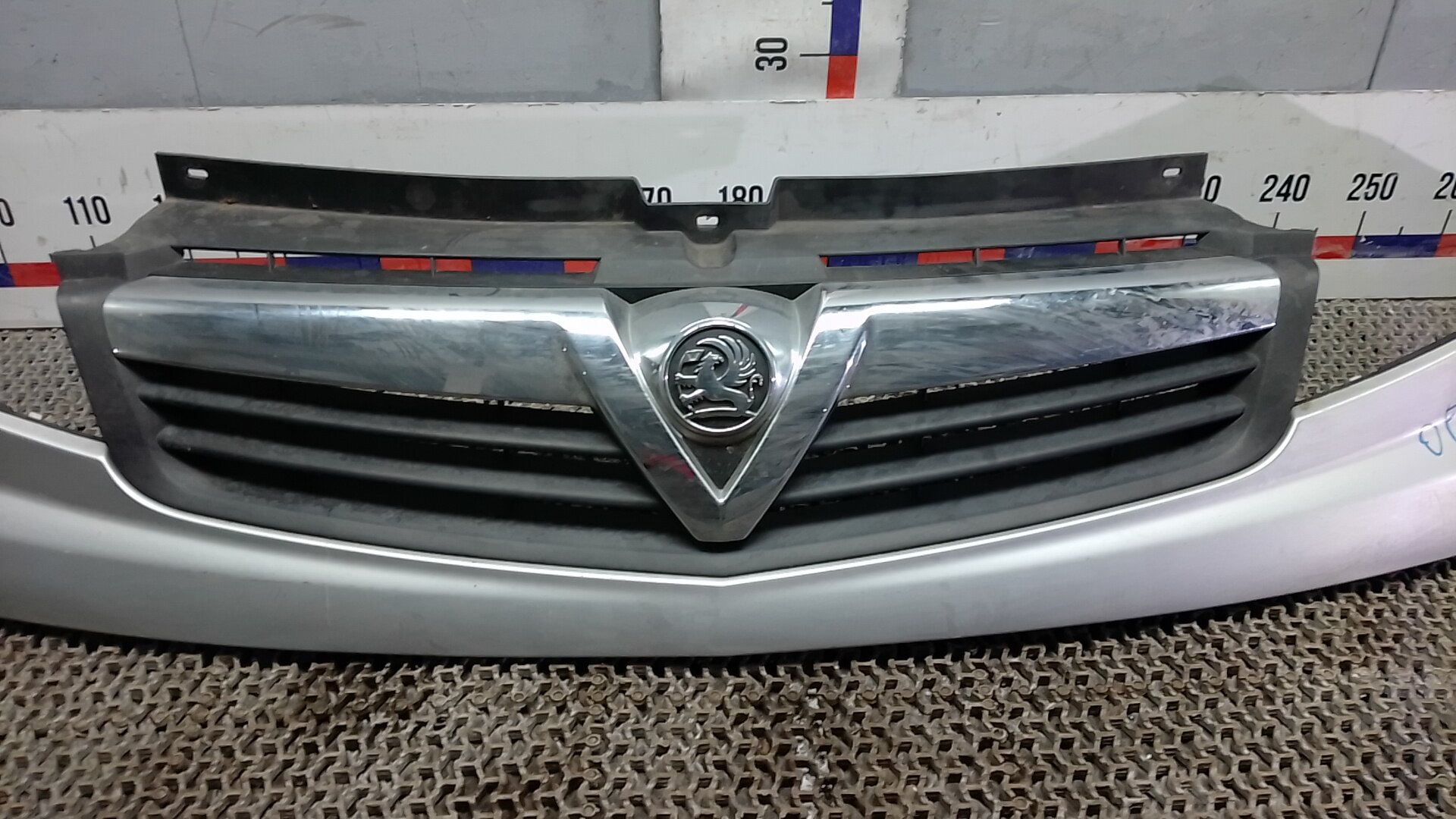 Решетка радиатора OPEL VIVARO — фото 1