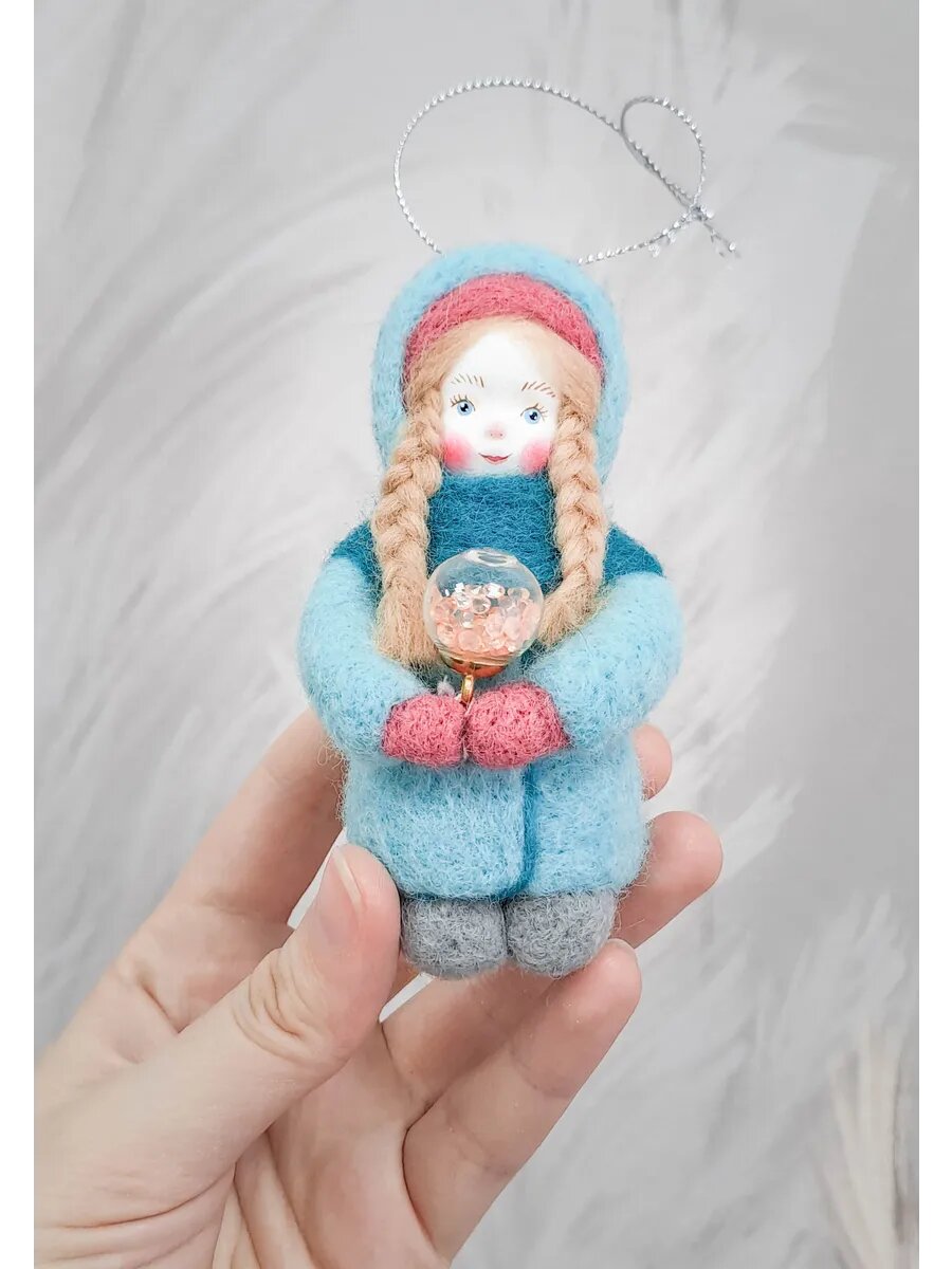 Ёлочная игрушка. Девочка из шерсти. Ручная работа.