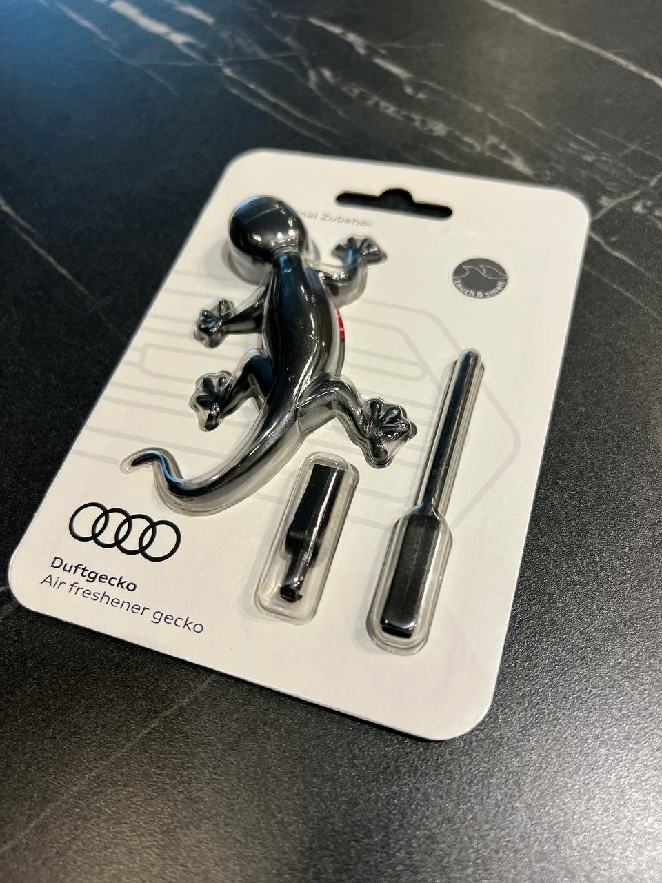Ароматизатор Audi геккон черного цвета с пряно-древесным ароматом, оригинал, VAG 85H087009 (000087009D)