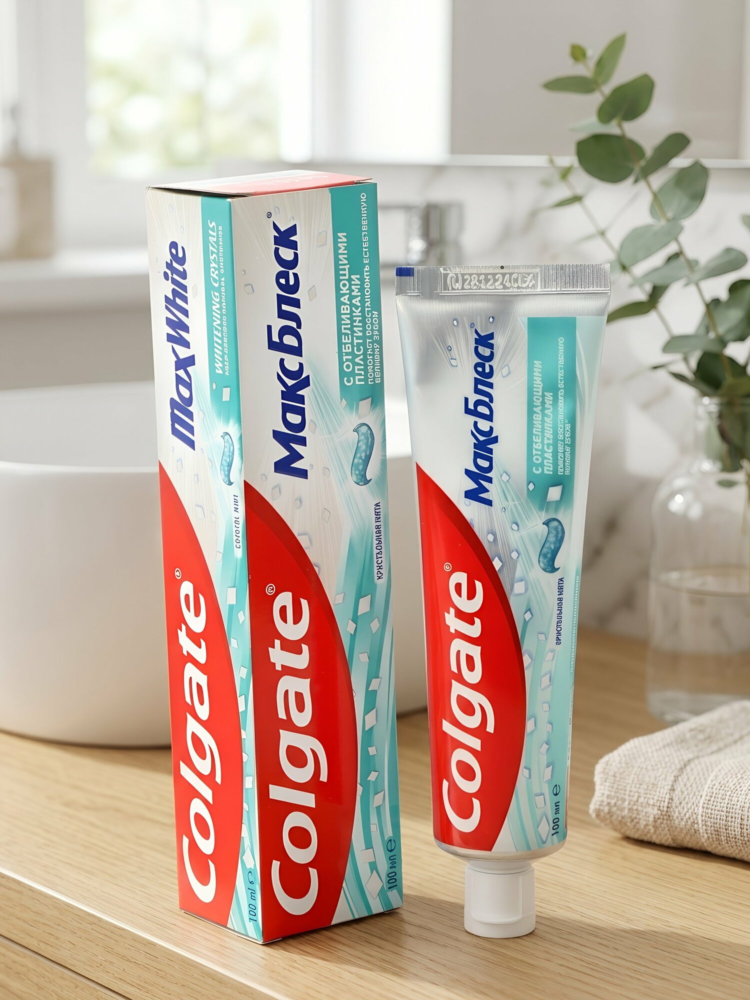 Зубная паста Colgate МаксБлеск с отбеливающими пластинками, 100 мл, защита от кариеса и свежее дыхание мяты