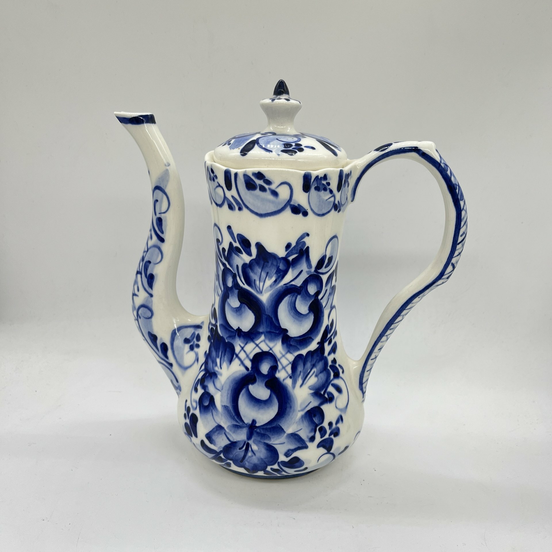Кофейник с расписным растительным декором, Гжель, фарфор, Россия, 1990-2010 гг.