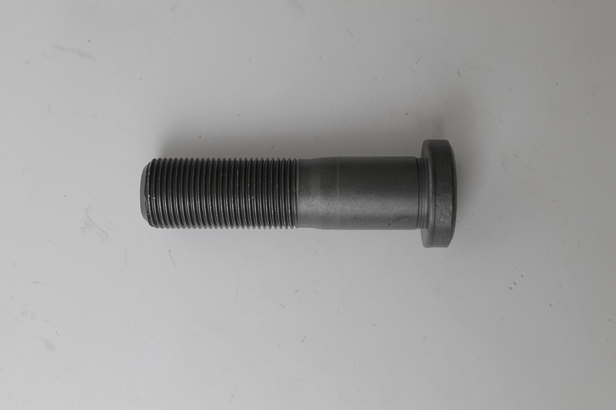 Болт колесный передний (шпилька) MERCEDES LK, LN2, O301, O302, O402, M20x1.5x77, OEM A0004015271