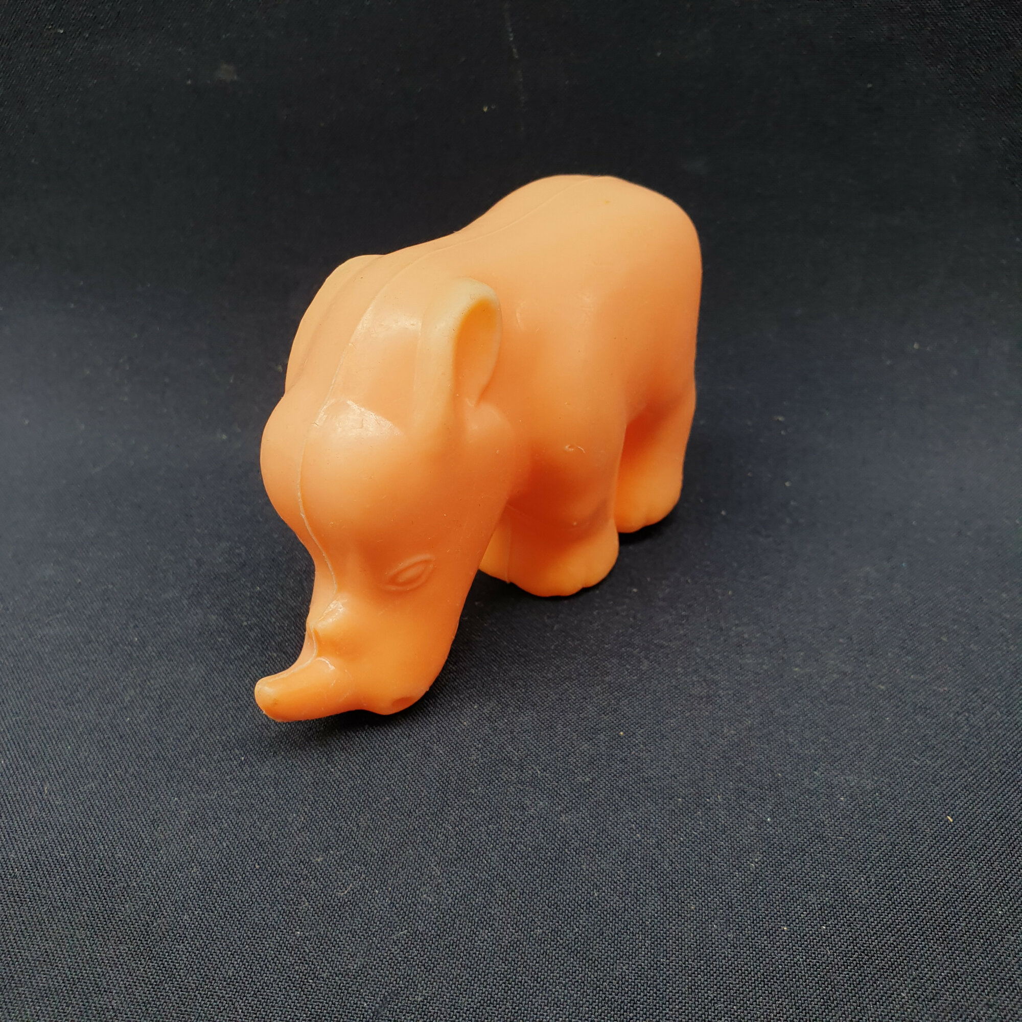 Игрушка винтажная, СССР. Пластмассовая фигурка слона, оранжевая миниатюра для детей