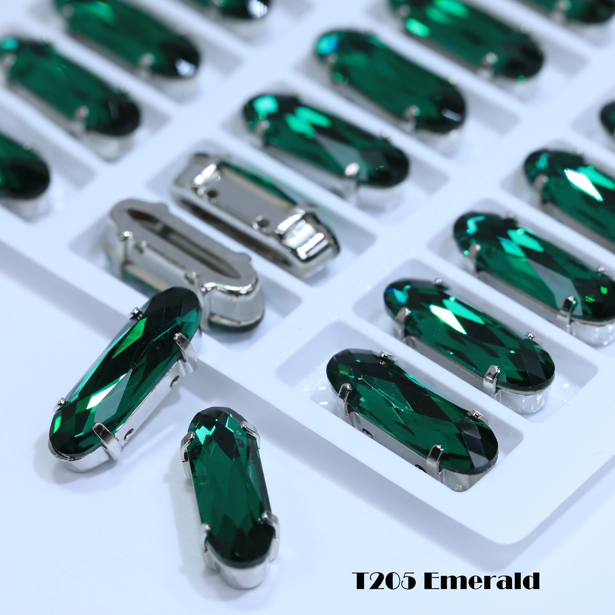 Стразы изумрудные T205 Emerald, Gold Claw