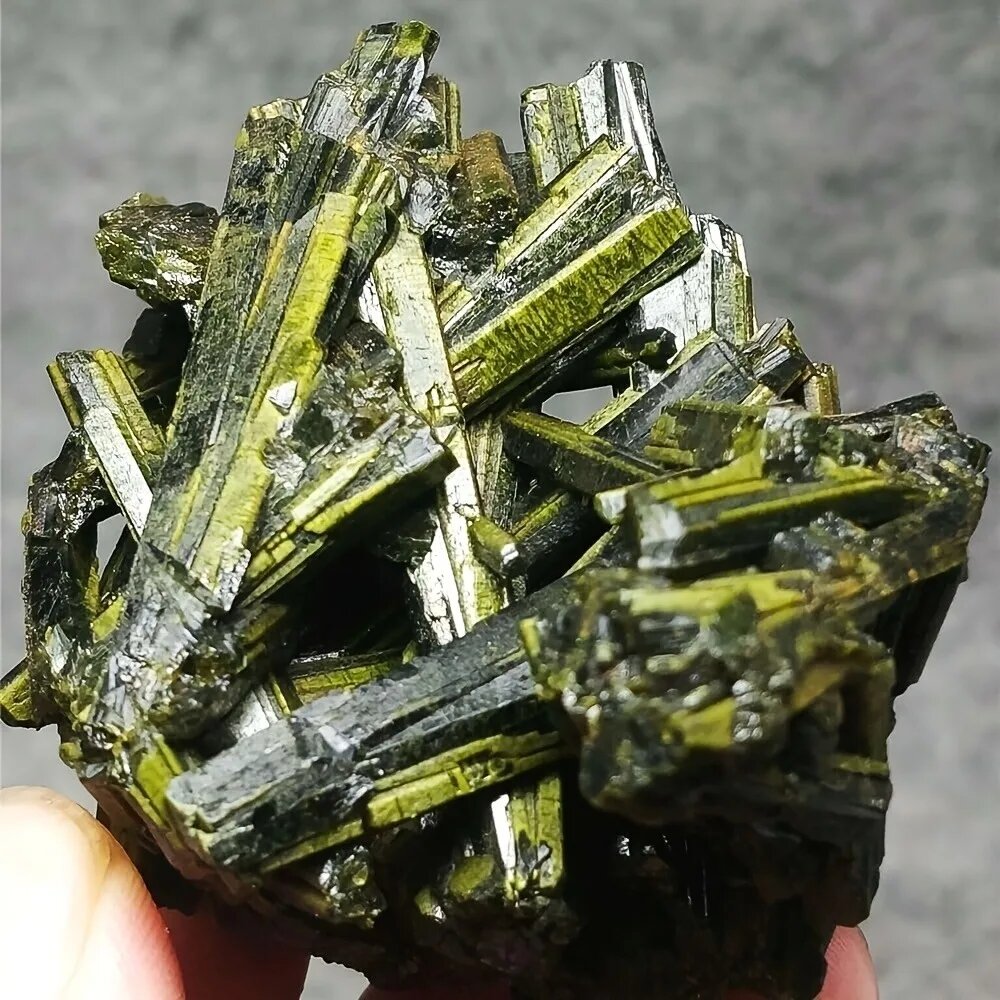 Зеленый турмалин, натуральный камень, 1 шт. 160-200g