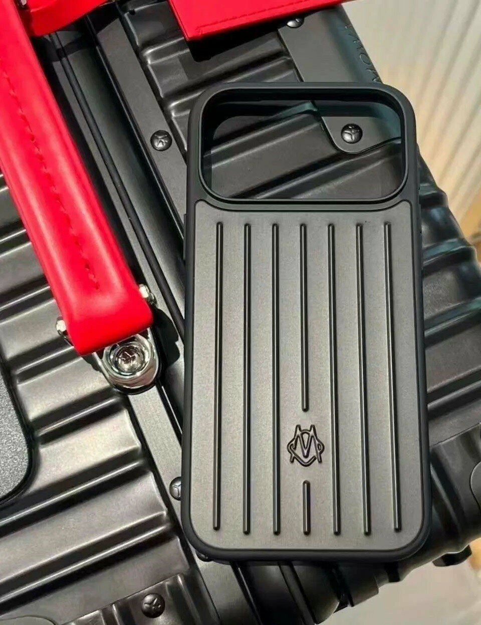 Чехол Rimowa для iPhone 17 Pro Max, алюминий, ударопрочный