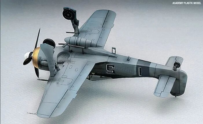 Сборная модель самолета Focke-Wulf Fw190A-6/8 Academy 1/72, 12 см, 62 детали, пластик — фото 1