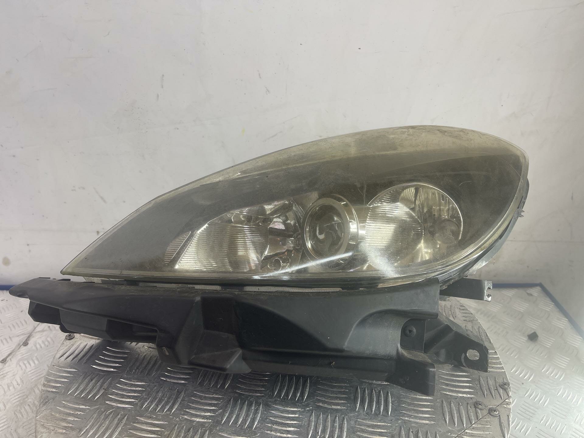 Фара левая Renault Clio 3 2005 8200261610