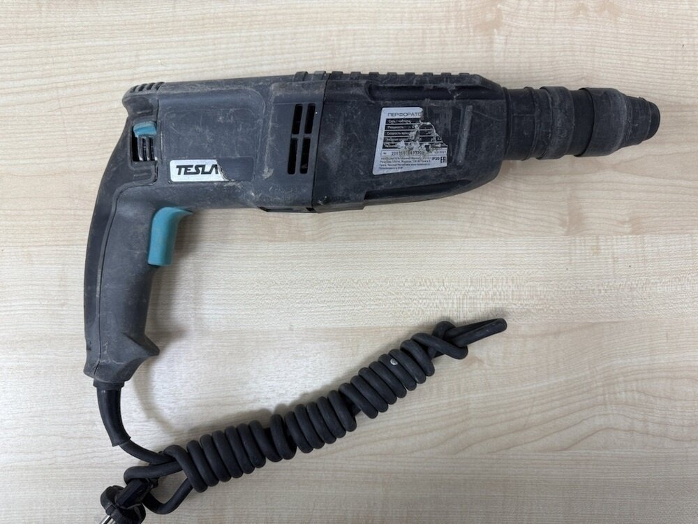 Перфоратор TESLA TR820QC 820Вт SDS+ 26мм 0-1150об/мин 3.2Дж 3 режима Б/У уценка