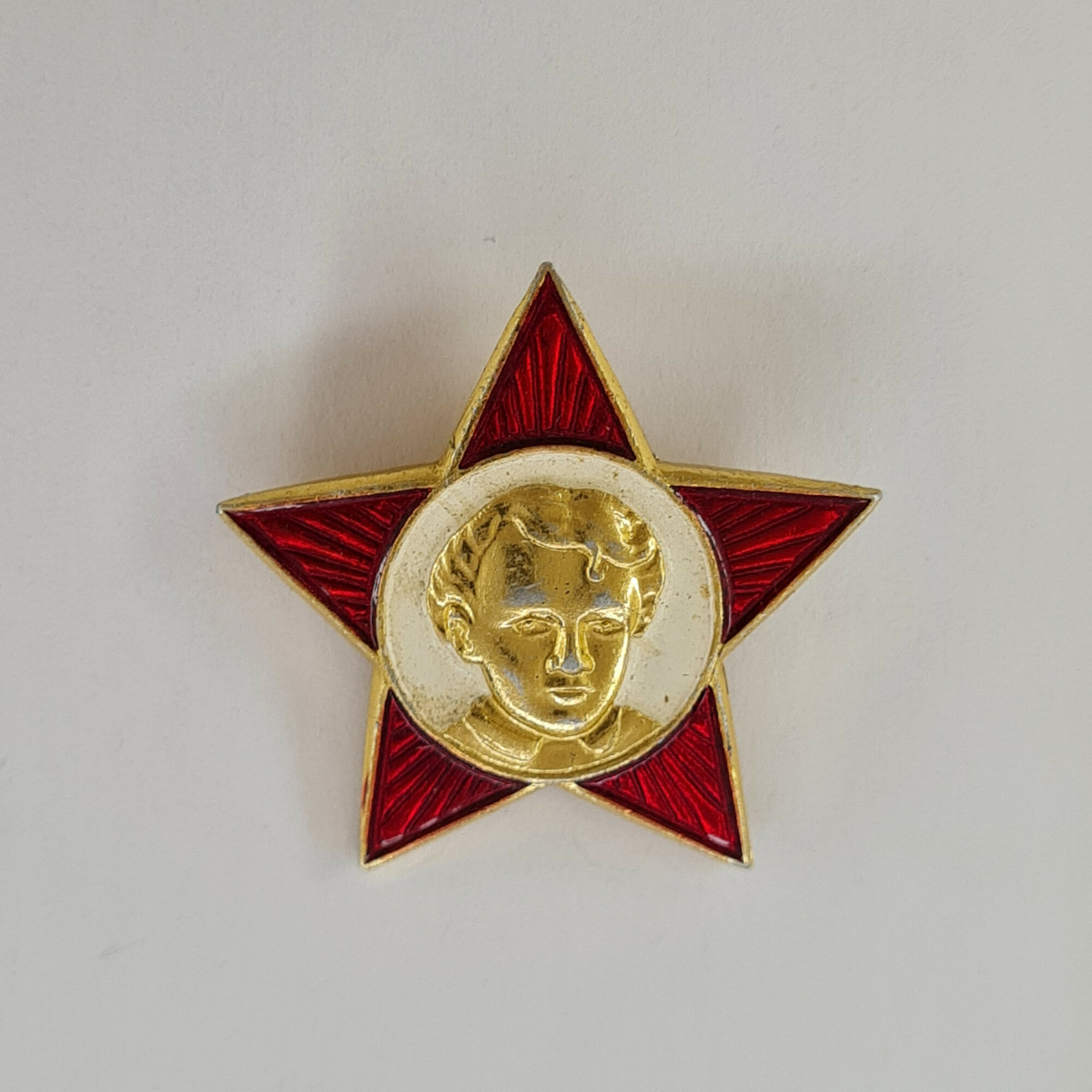 Значок СССР. Красная звезда, пионерия, портрет юноши. Винтажный значек.