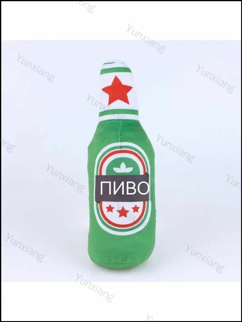 Наполненная плюшем бутылка из-под водки и виски скрипит