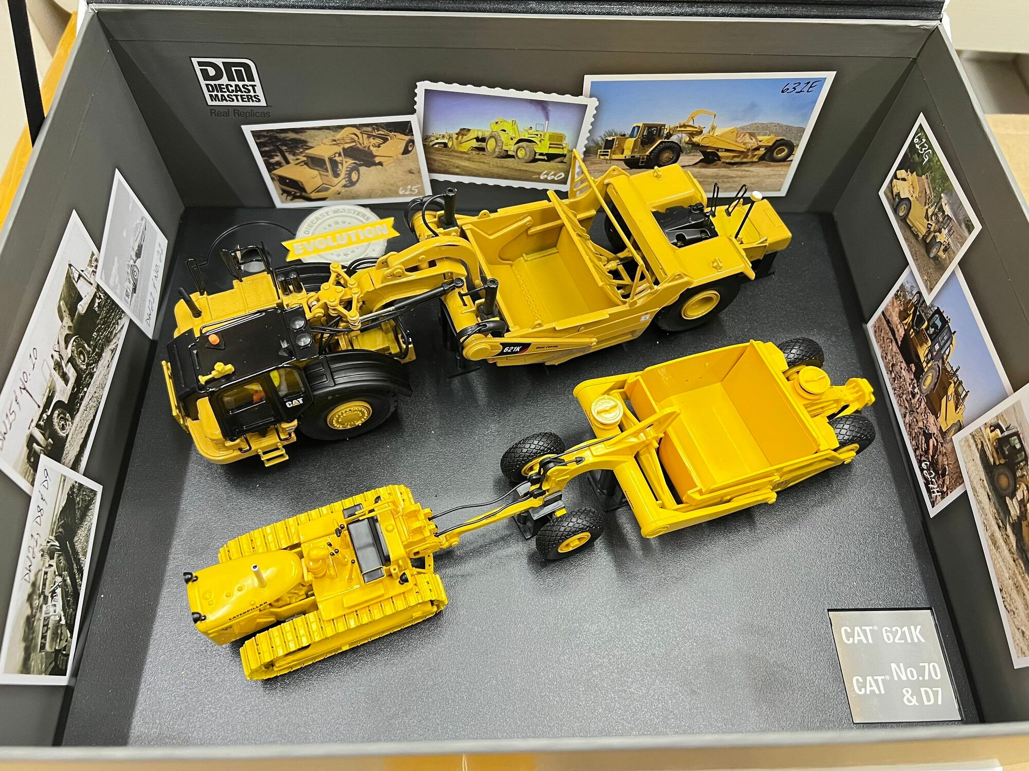 DM 85563 Модель скрепера Caterpillar 621K и скрепера Caterpillar № 70 с гусеничным трактором D7 в масштабе 1:50