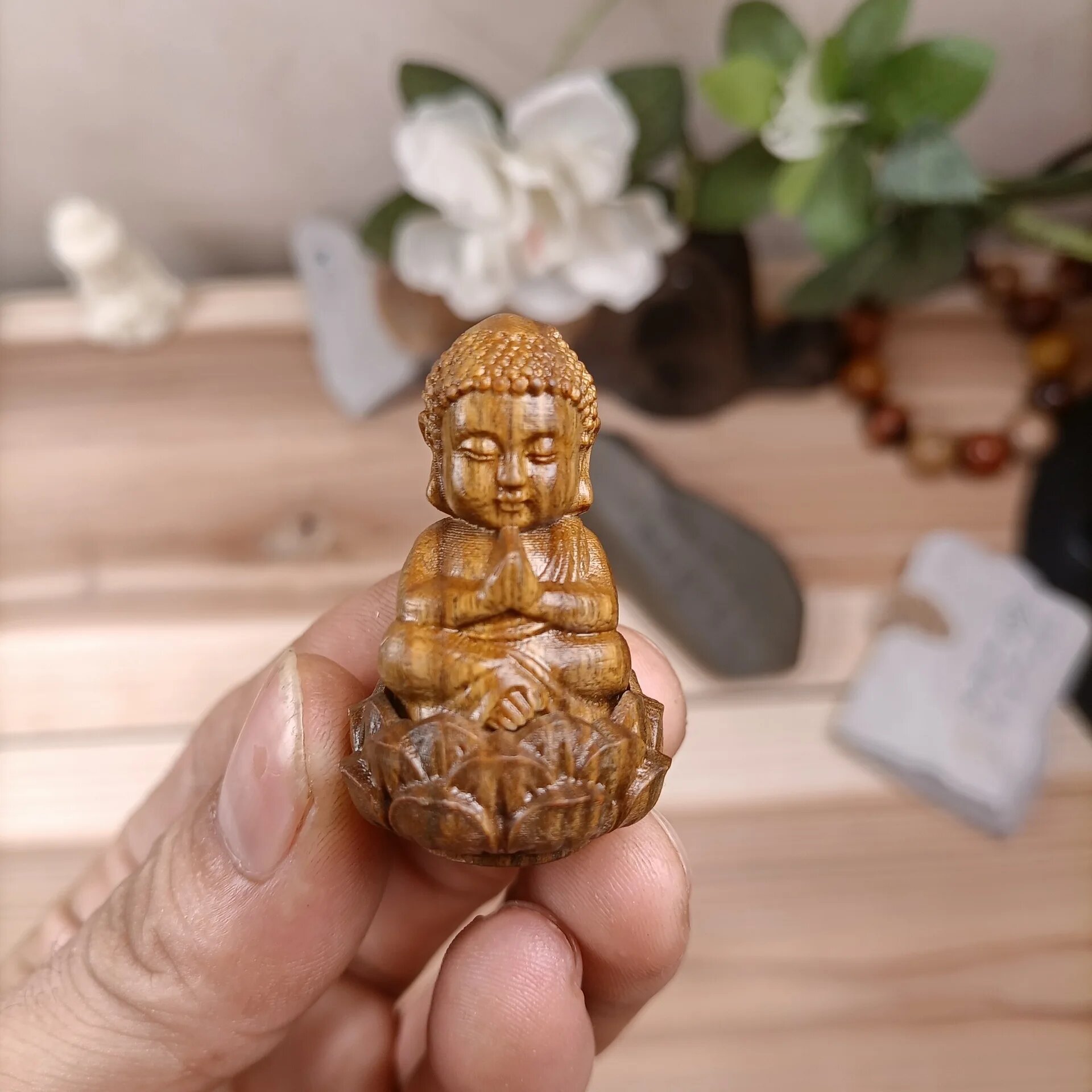 Будда в лотосе из сандала, Little Buddha