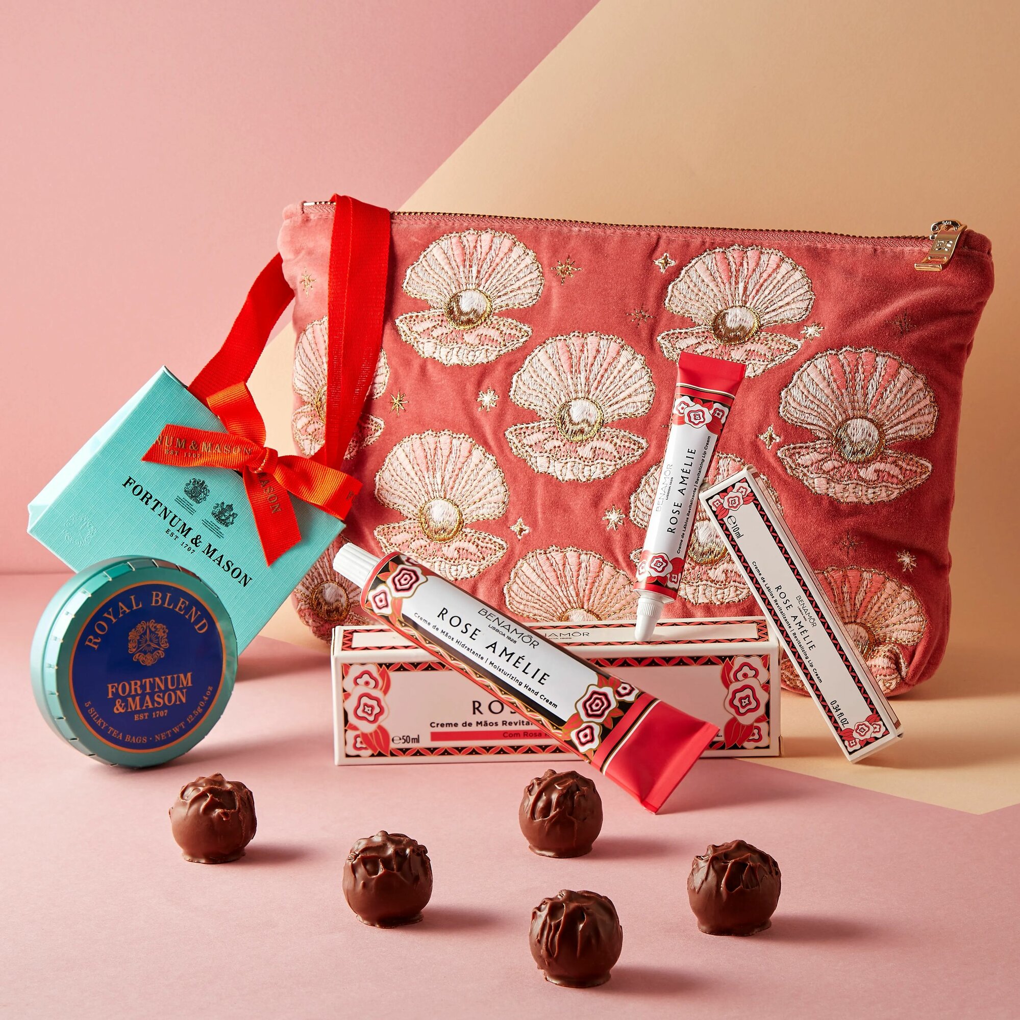 Fortnum & Mason Подарочный набор косметики "The Rose Indulgence Pouch" (Крем для рук, Бальзам для губ, Косметичка, мини-чай и трюфели)