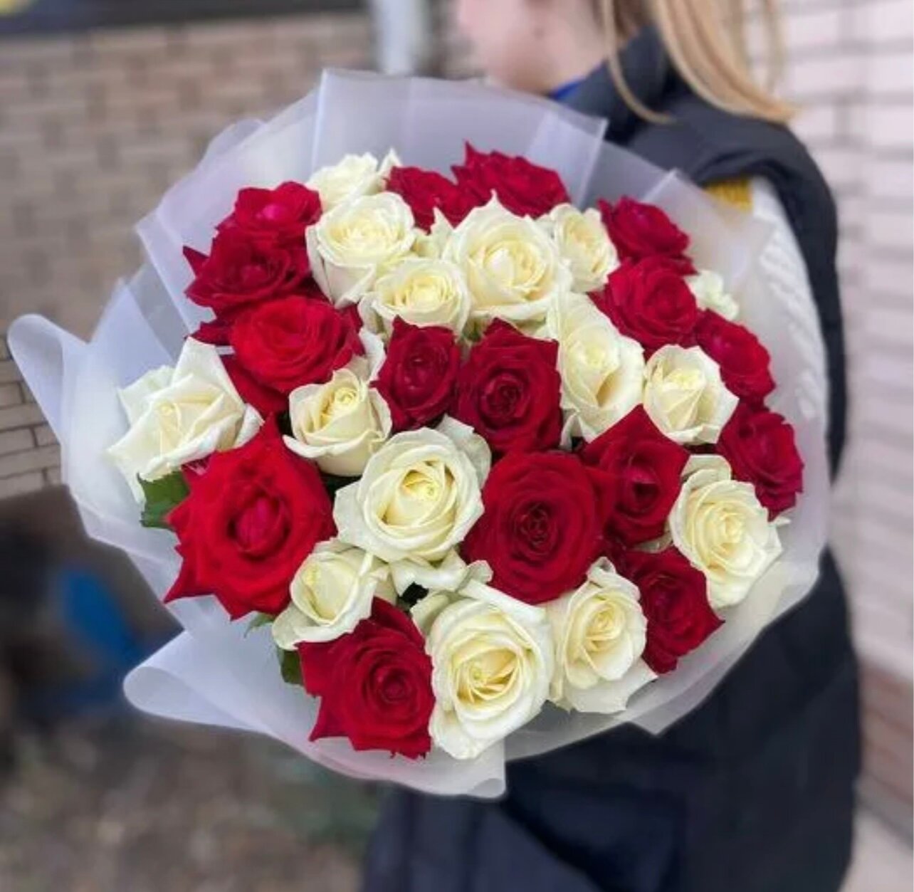 Букет микс из 29 красных и белых роз
