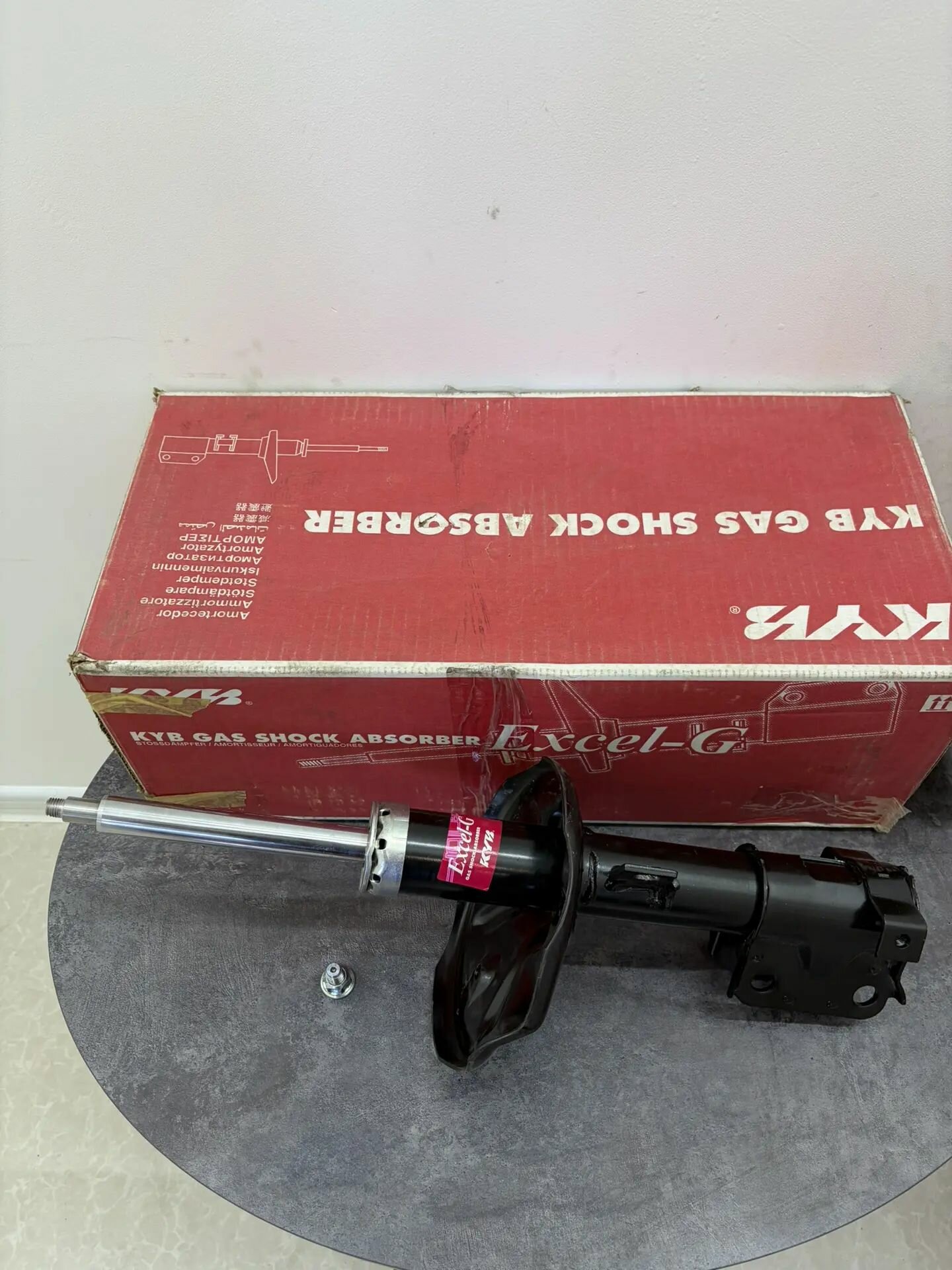 235631 Амортизатор передний левый Mitsubishi Galant VIII 99- Dodge Stratus II 01- Chrysler Sebring II 01-
