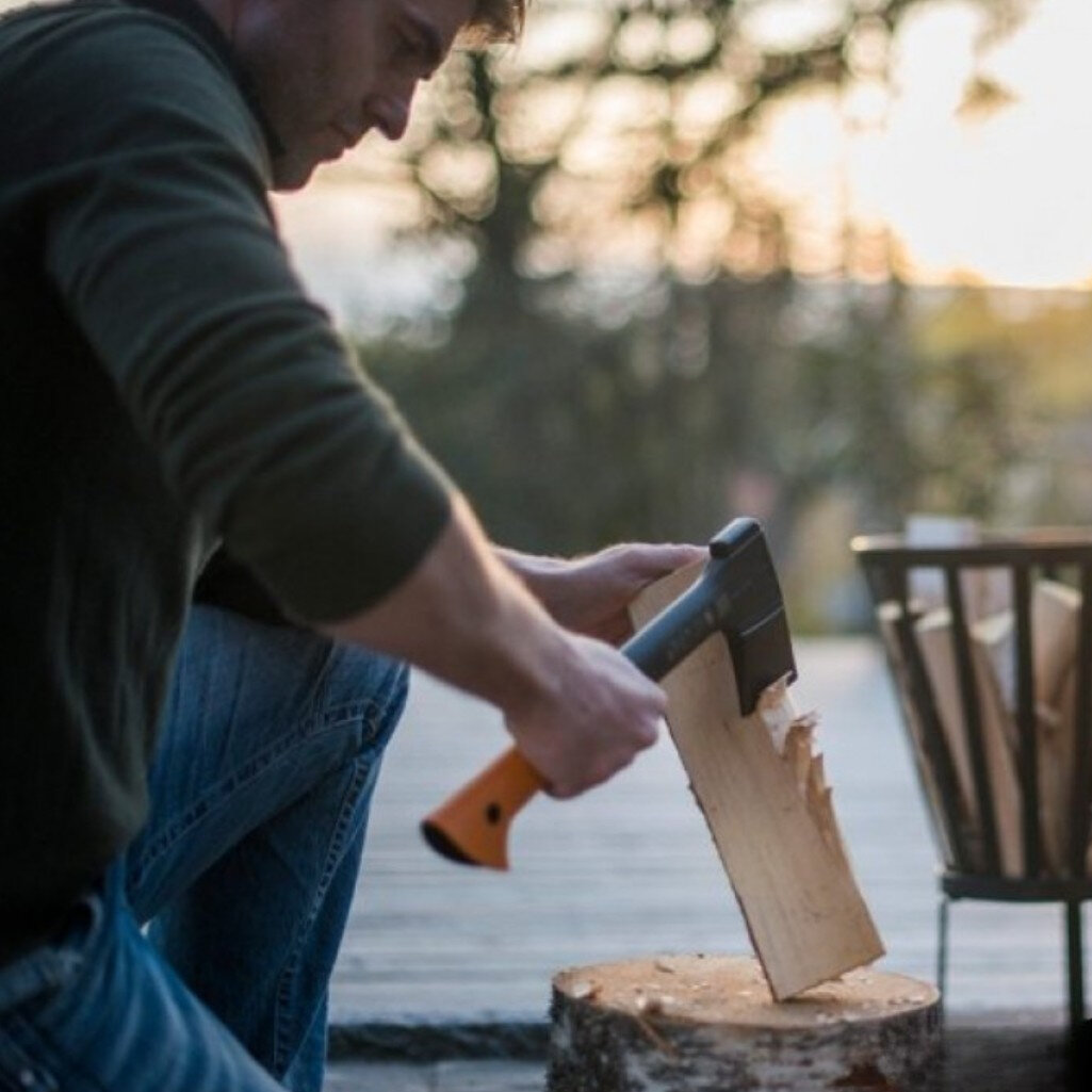 Топор универсальный Fiskars X10 S 1015619, фиберглассовая рукоятка, 1 кг — фото 1