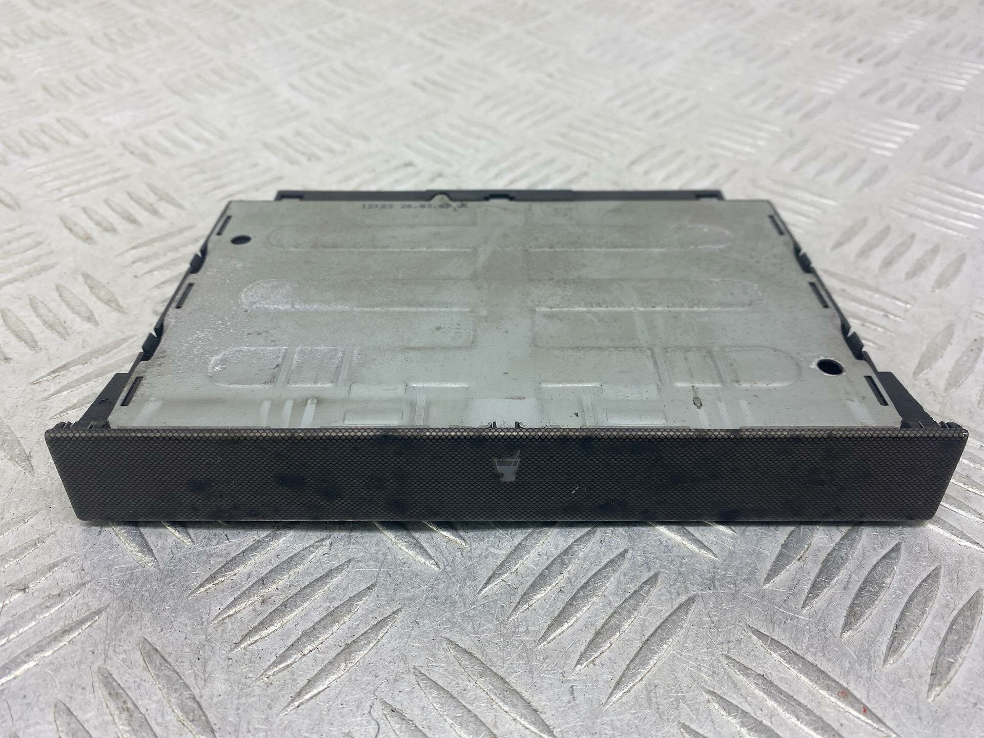 Подстаканник центральный Volkswagen Bora 2002 1J0858601D