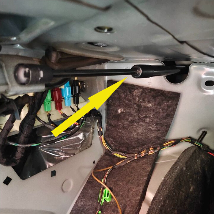 Газовые упоры задней двери багажника для Volkswagen Passat B7 2011-2015 3C2 "Амортизаторы" Фольксваген Пассат Б7 1 шт