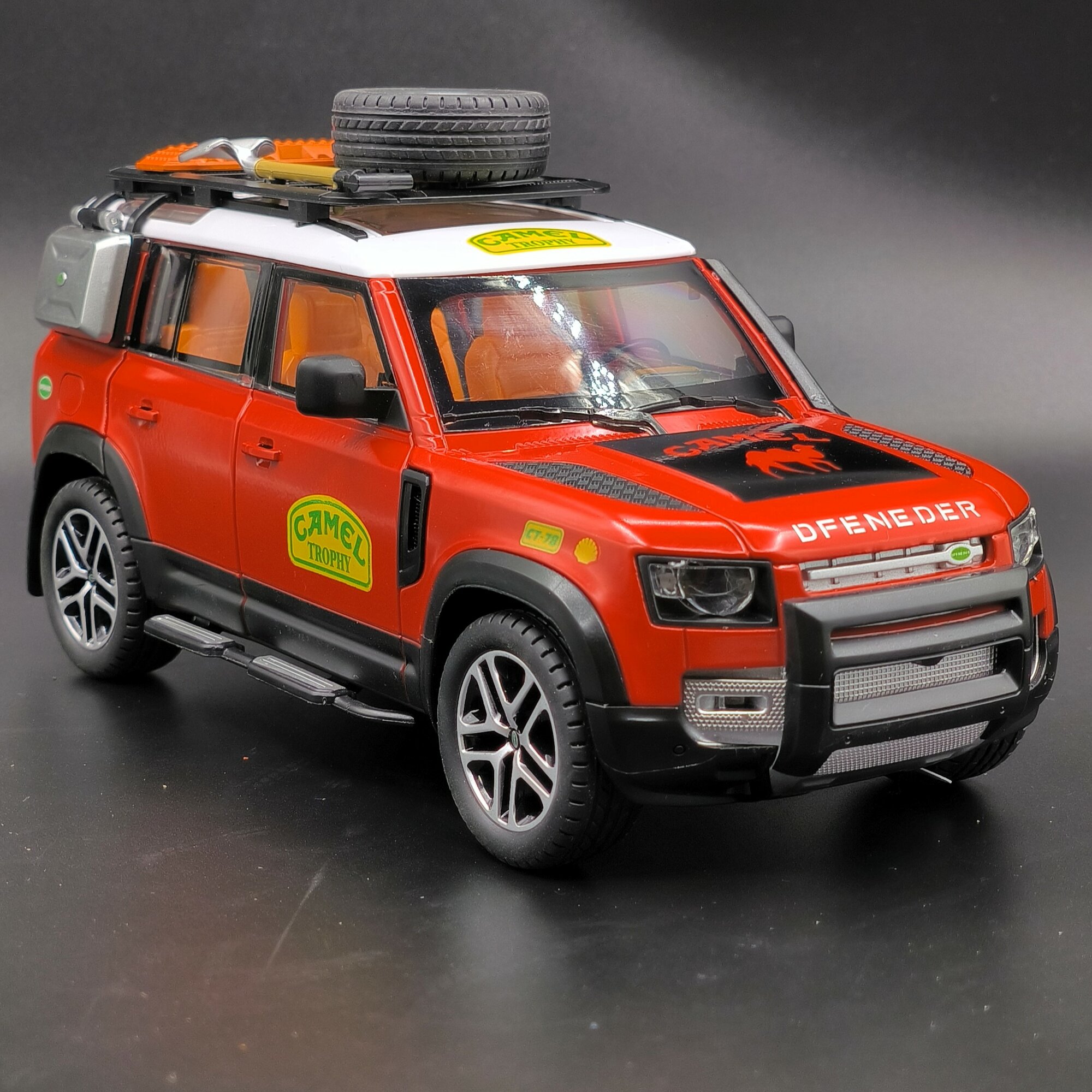 Машина металлическая Land Rover Defender 1:24 с световым и звуковым сопровождением.