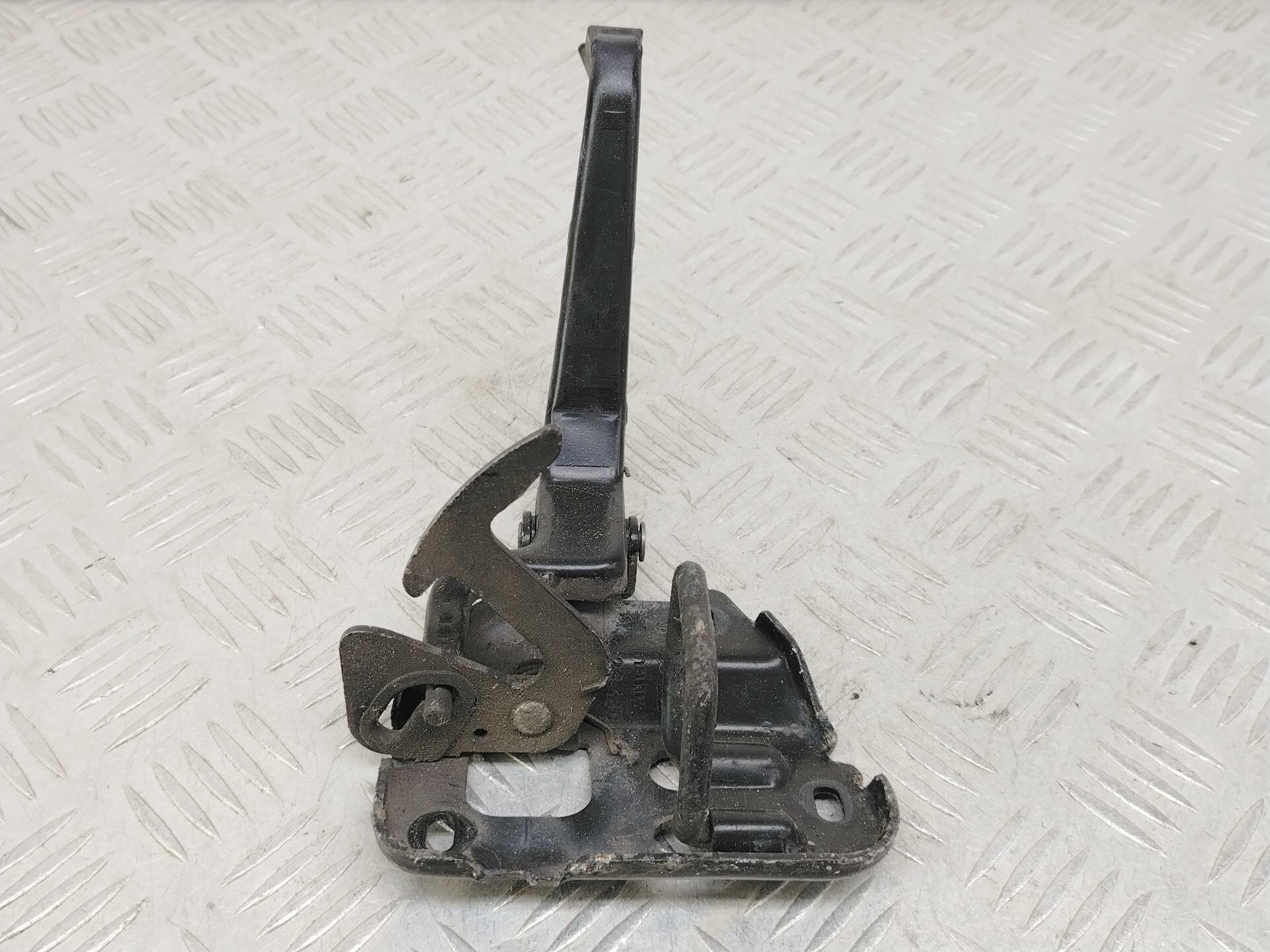 Замок капота Audi A4 B5 (1994 - 1999) 8D0823480