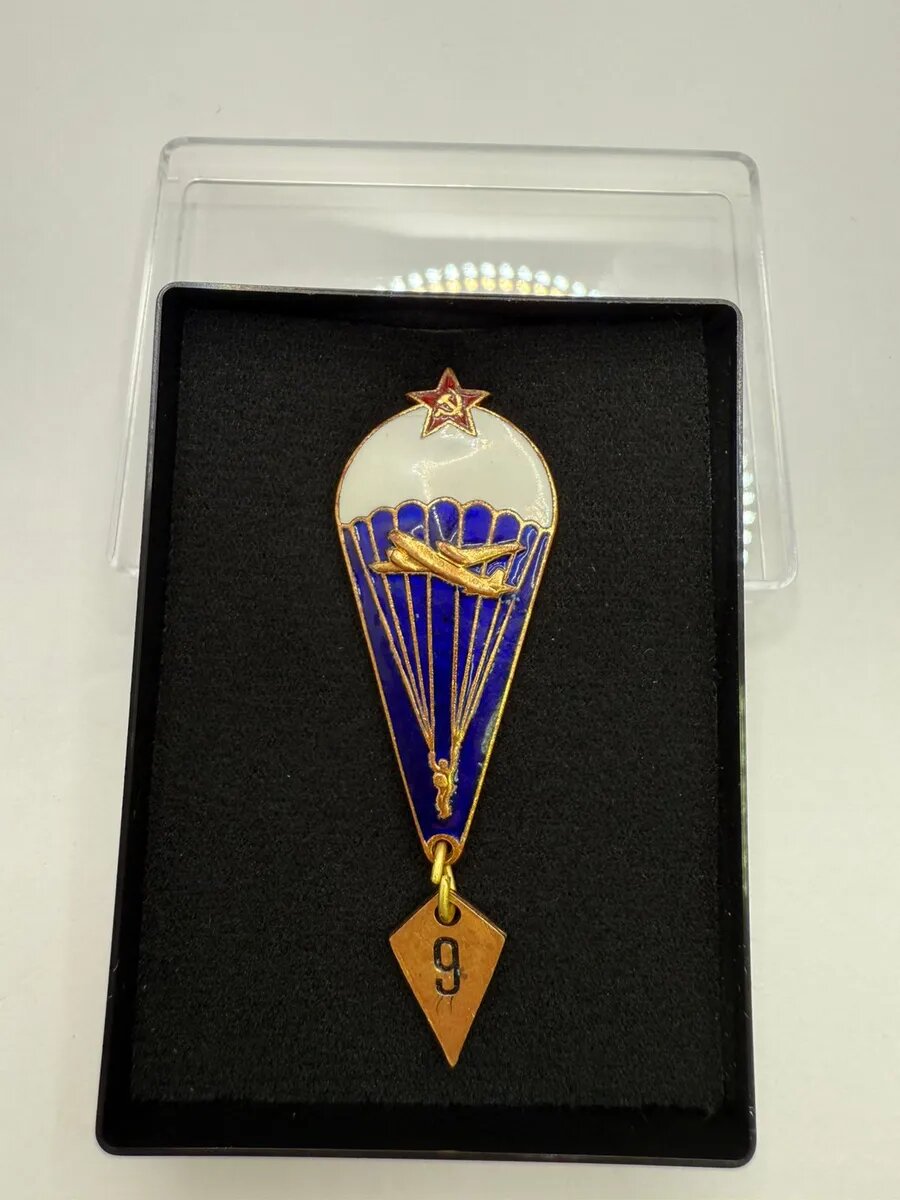 Знак ВДВ "Парашютист с шильдиком 9" оригинал СССР